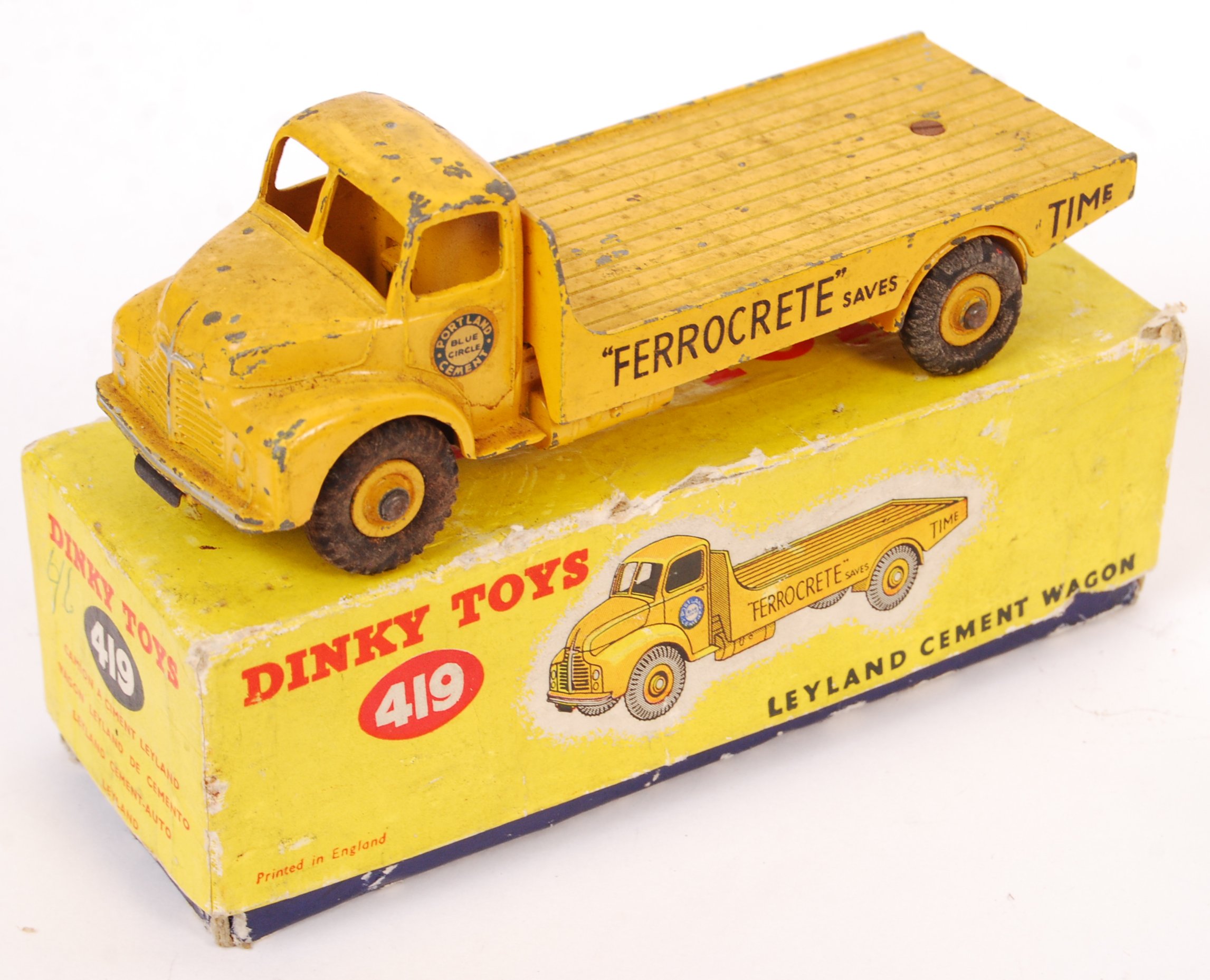 A collection of 12x original vintage Dinky Toys made diecast models to ...