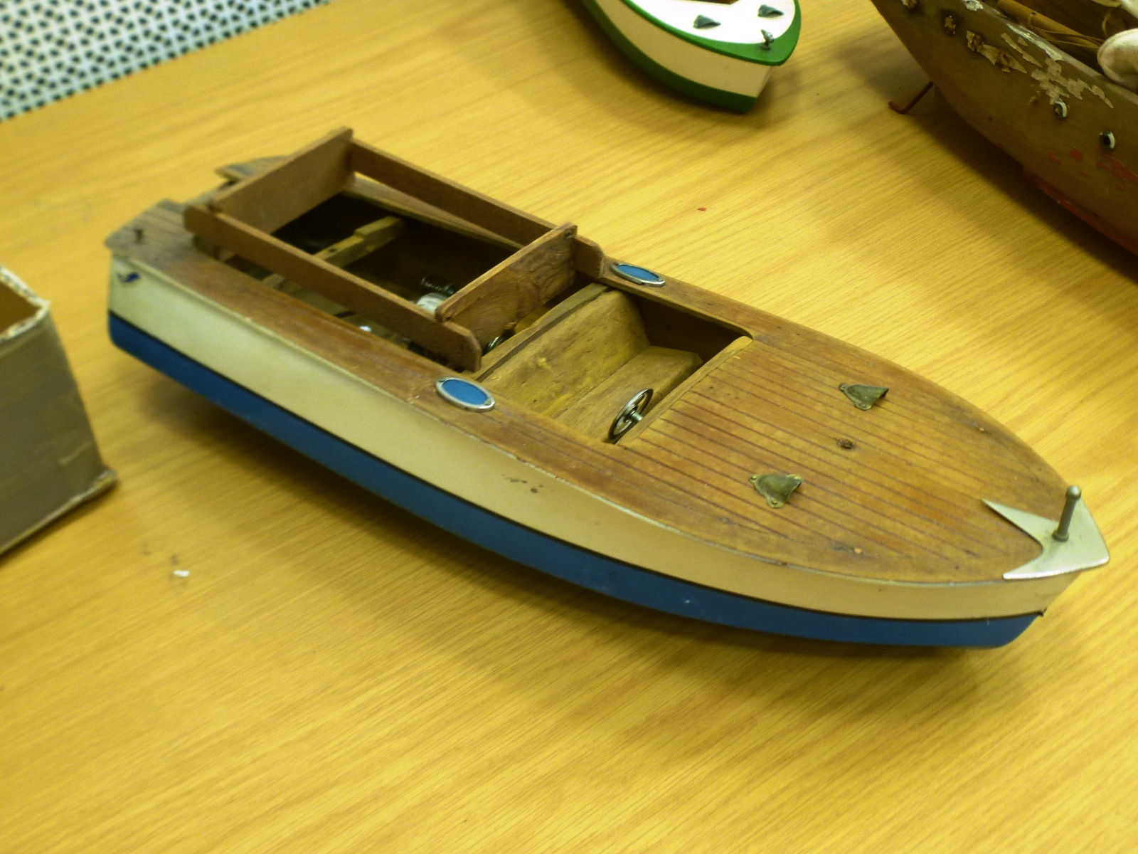 BOX OF ASSORTED MODEL BOATS AND MODEL BOAT PARTS