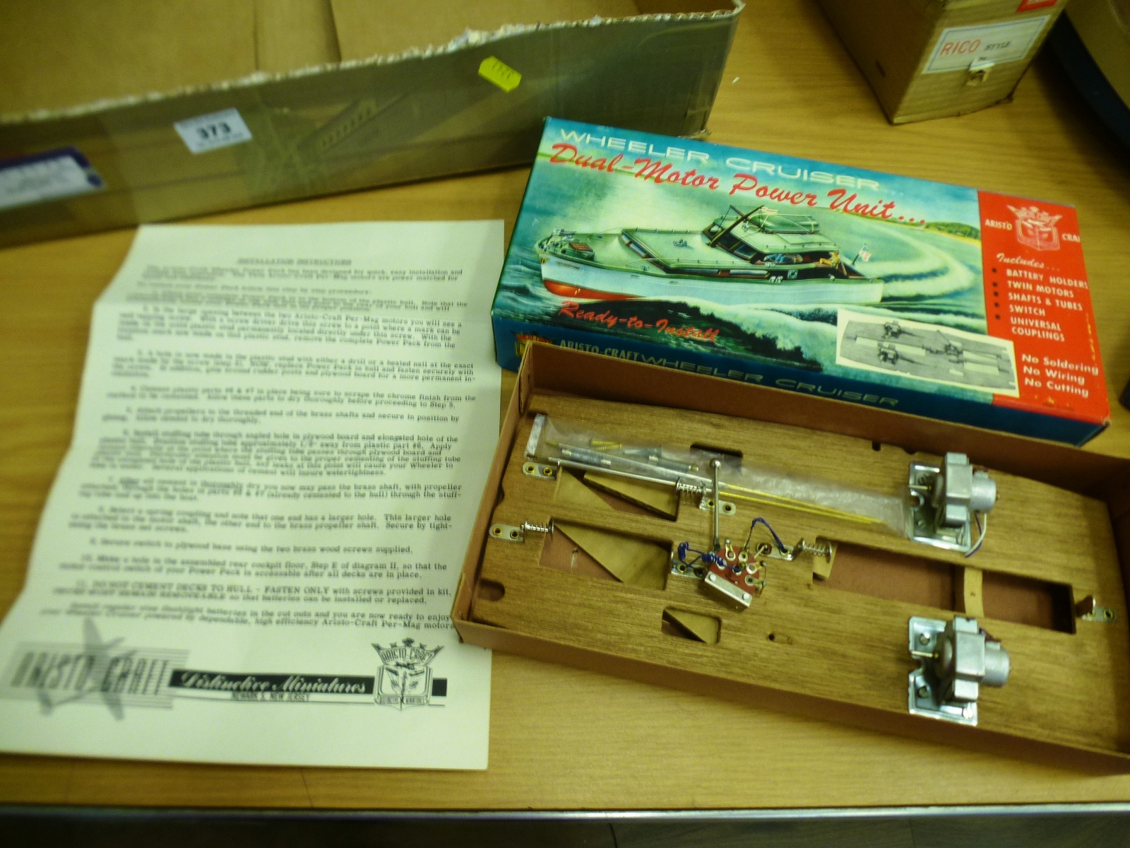 BOX OF ASSORTED MODEL BOATS AND MODEL BOAT PARTS