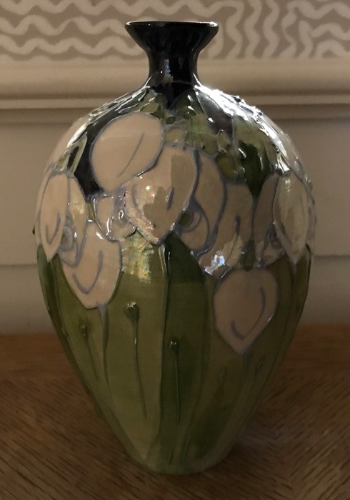 Lisa B. Moorcroft, 2000 snowdrop vase, 17cms h.