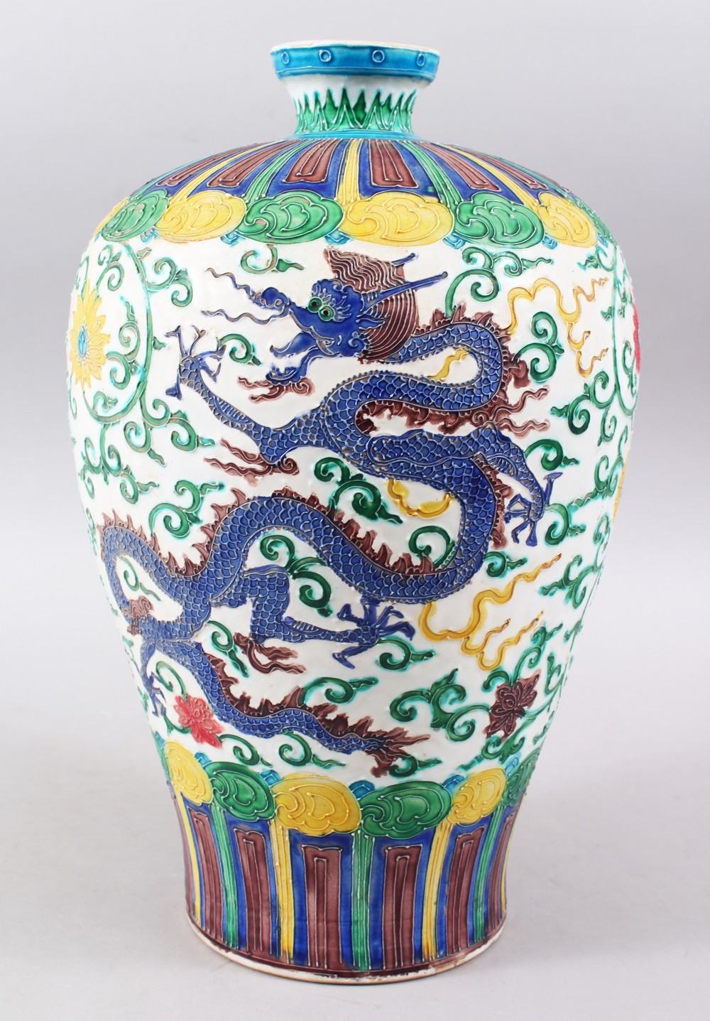 A GOOD CHINESE MING STYLE WUCAI DECORATED PORCELAIN VASE, decorated ...