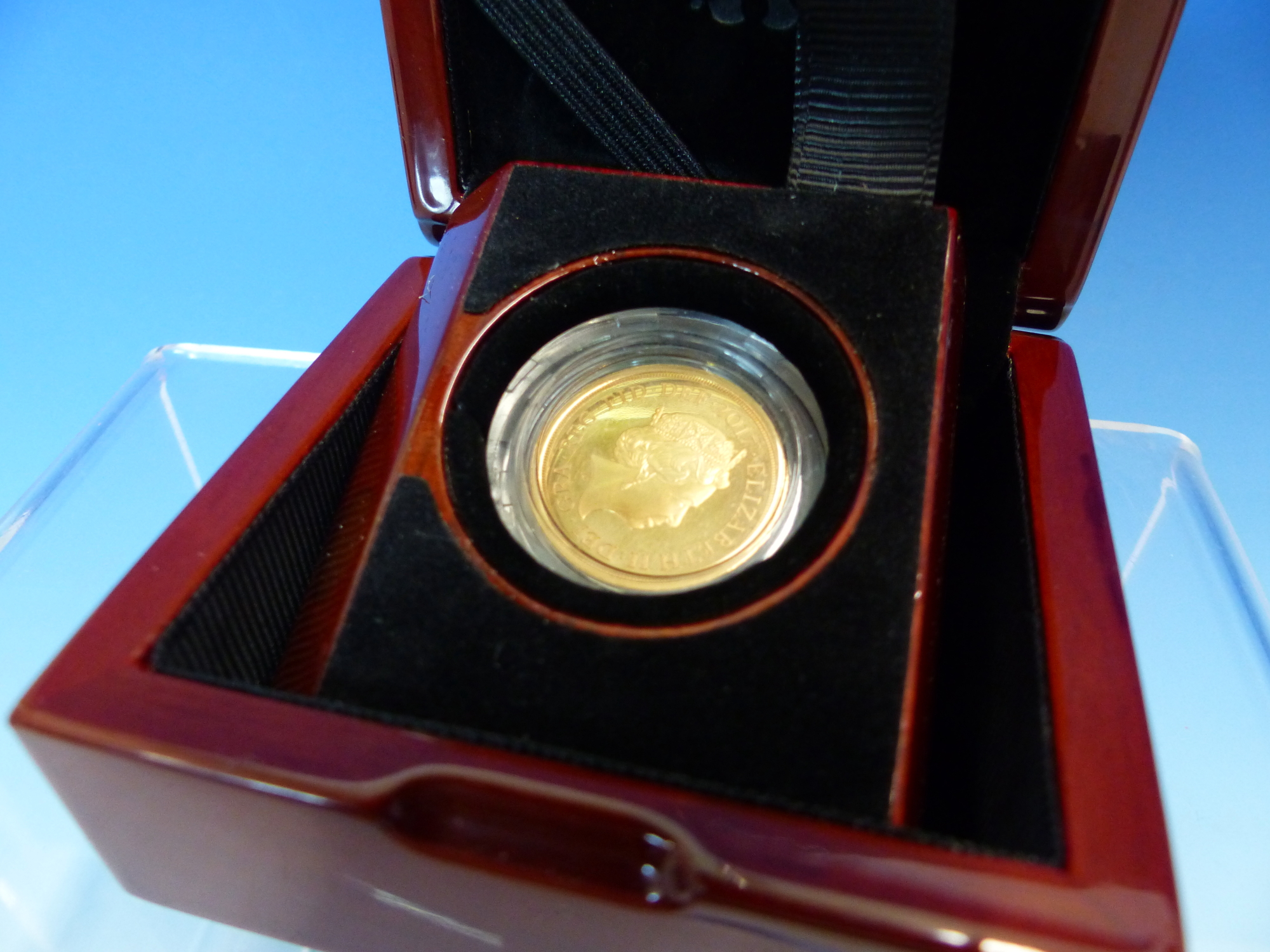 A 22ct GOLD FULL SOVEREIGN COIN. THE 200th ANNIVERSARY OF THE SOVEREIGN ...