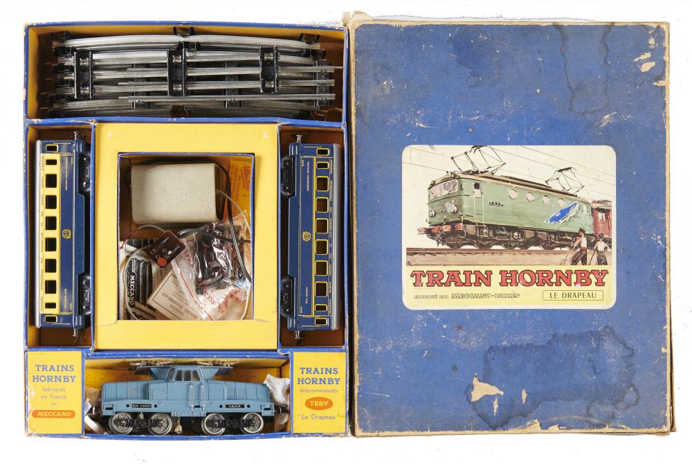 A FRENCH HORNBY O GAUGE 20 VOLT ELECTRIC TRAIN SET comprising SNC TZB ...