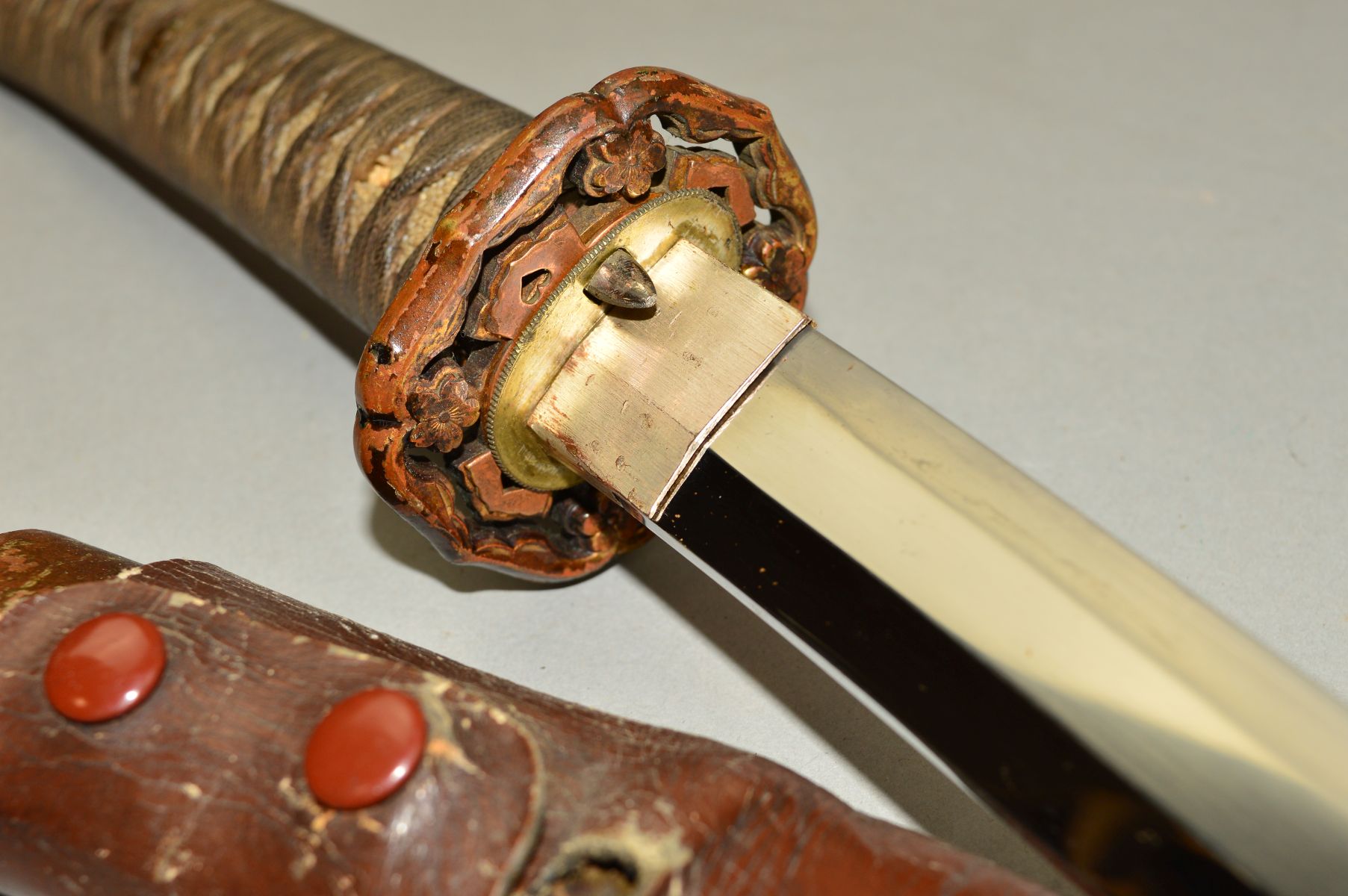 A JAPANESE WWII ERA OFFICERS SAMURI SWORD, fully original in good ...