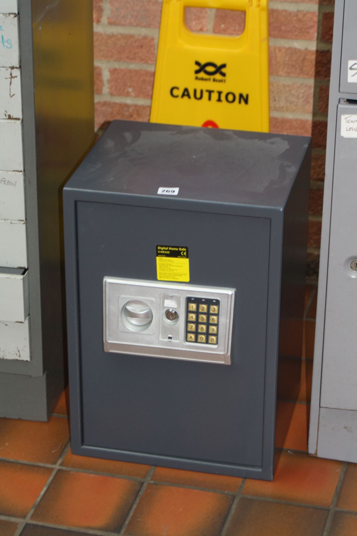 A HILKA S-50EA ELECTRONIC PERSONAL SAFE, 35x31x50cm (s.d)