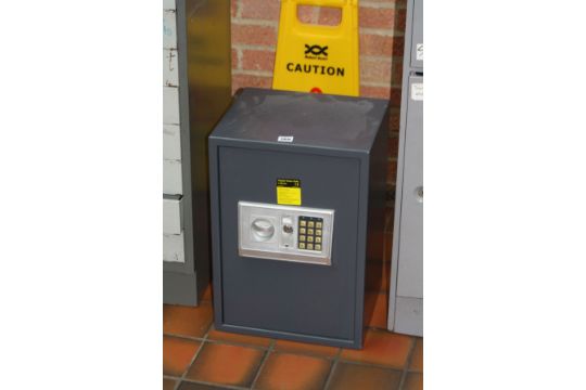 A HILKA S-50EA ELECTRONIC PERSONAL SAFE, 35x31x50cm (s.d)