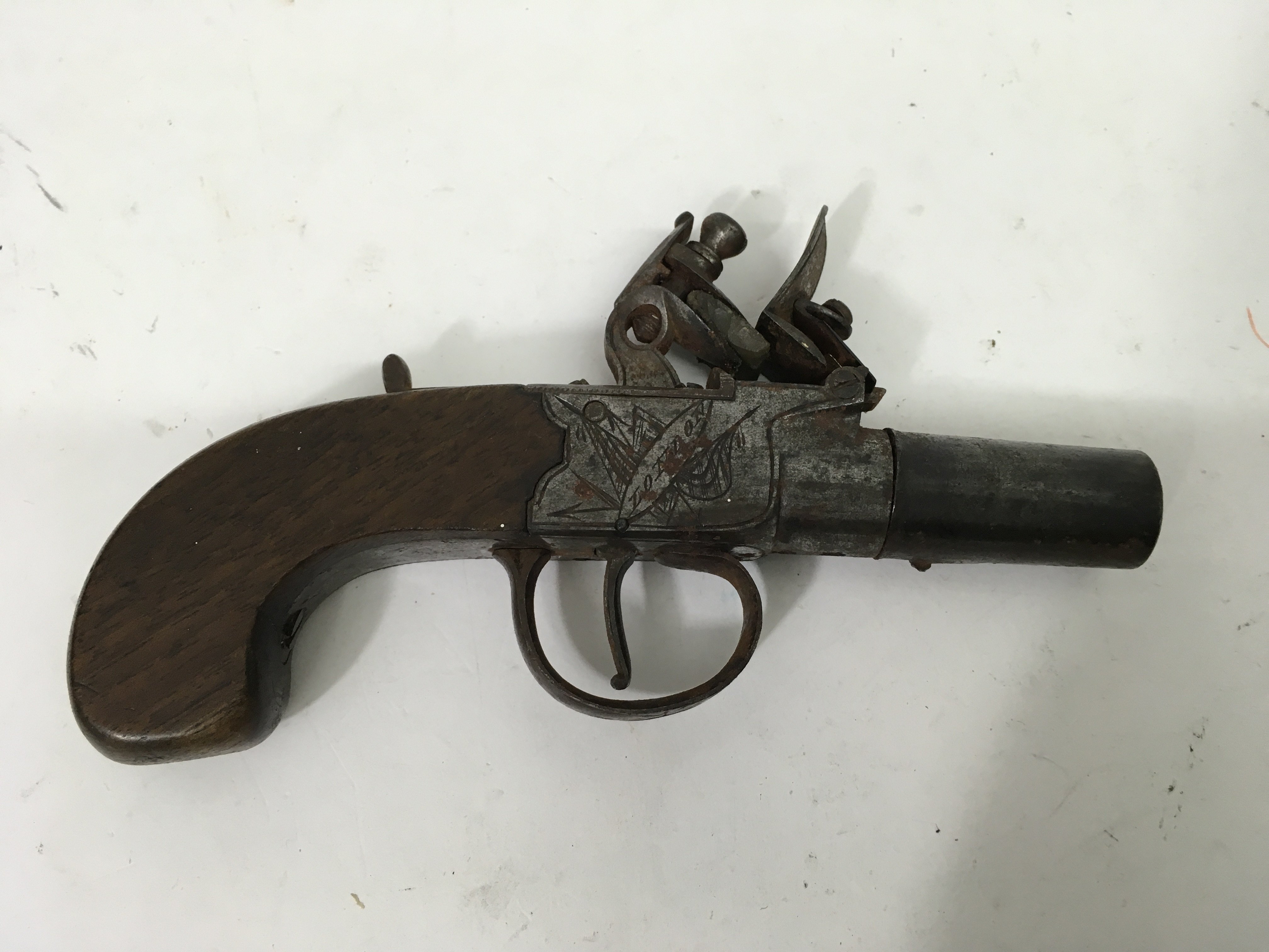 An antique small flintlock pistol, size approx 15cm in length.