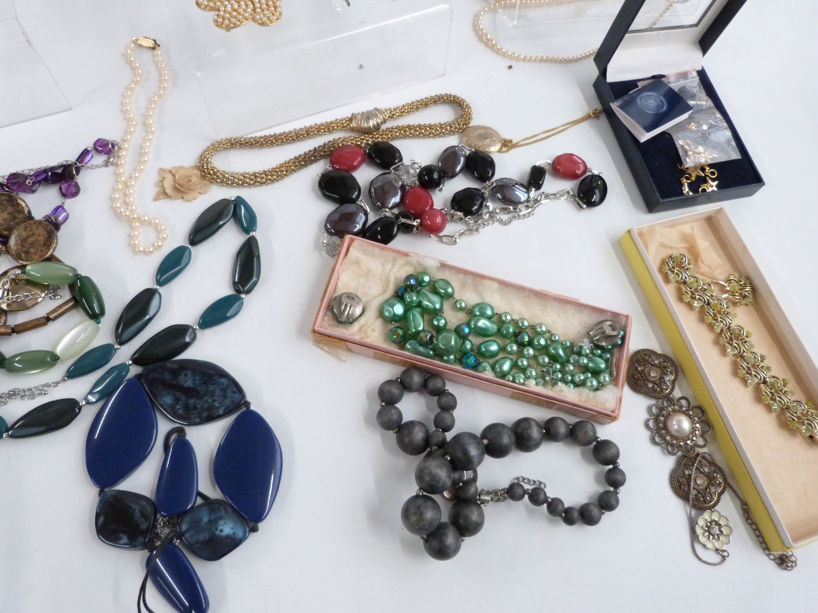 A collection of costume jewellery including Stratton compacts ...