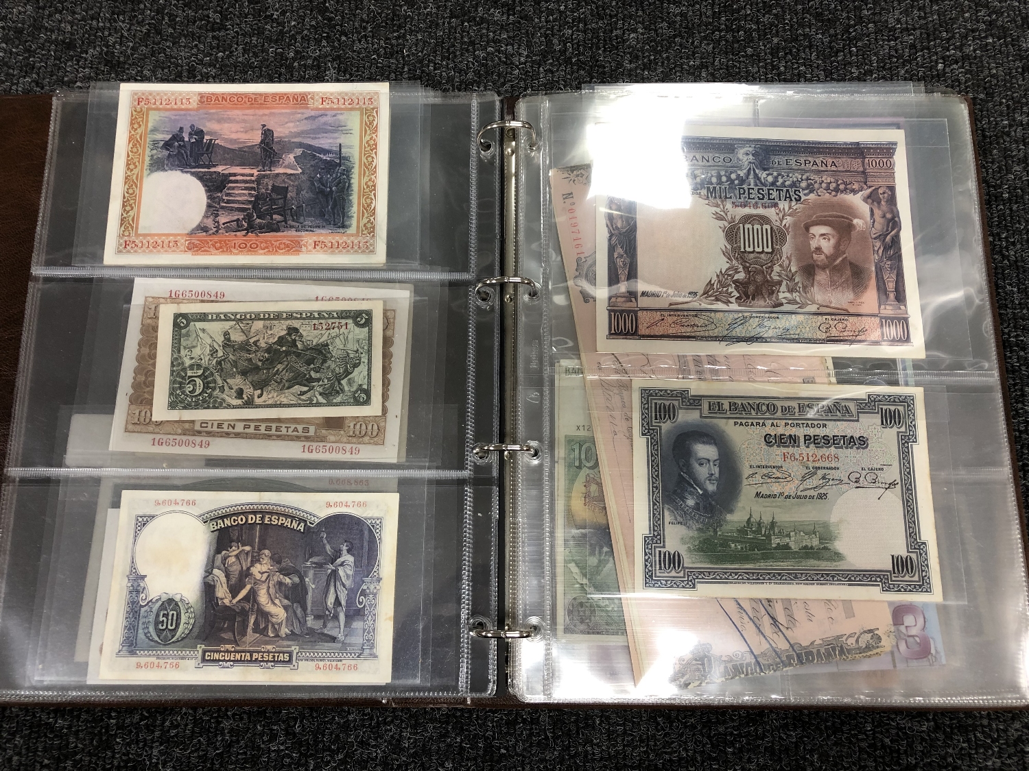 An album of World bank notes (Q)