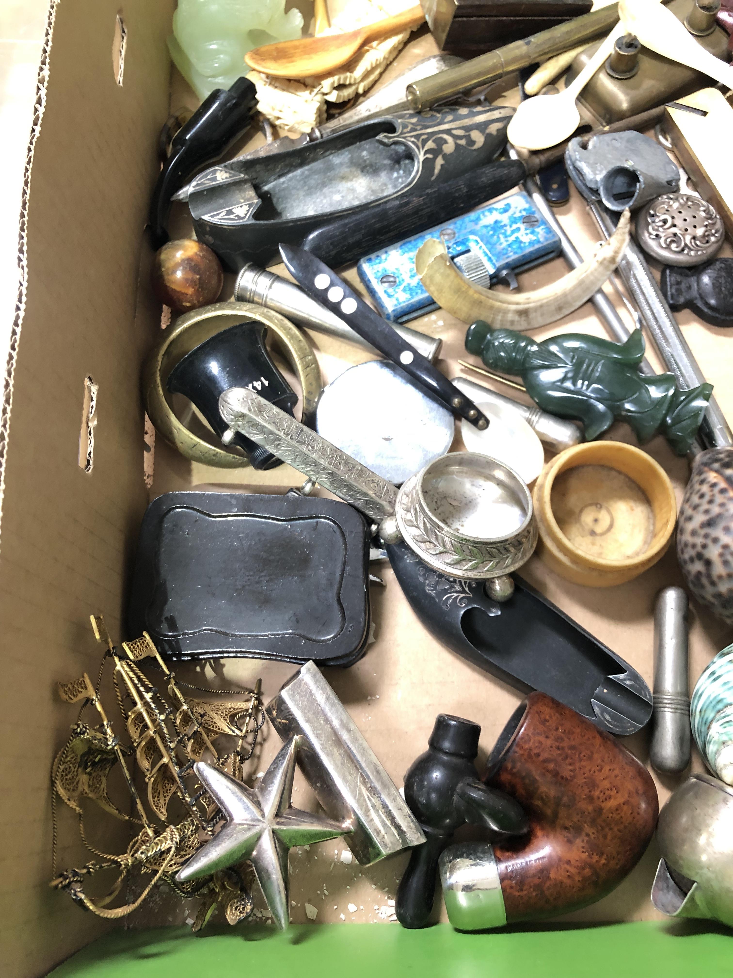 A tray of bric a brac including oriental items, sewing accoutrements ...