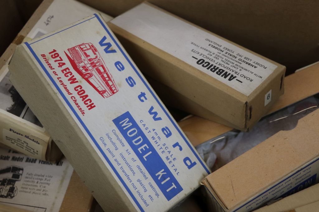 15 Boxed diecast model kits featuring locomotives and buses to include ...
