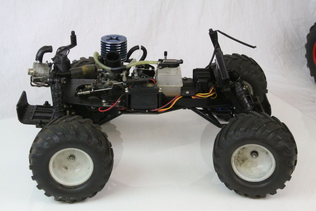 Two 4WD remote control car chassis to include a Tamiya Bullhead ...