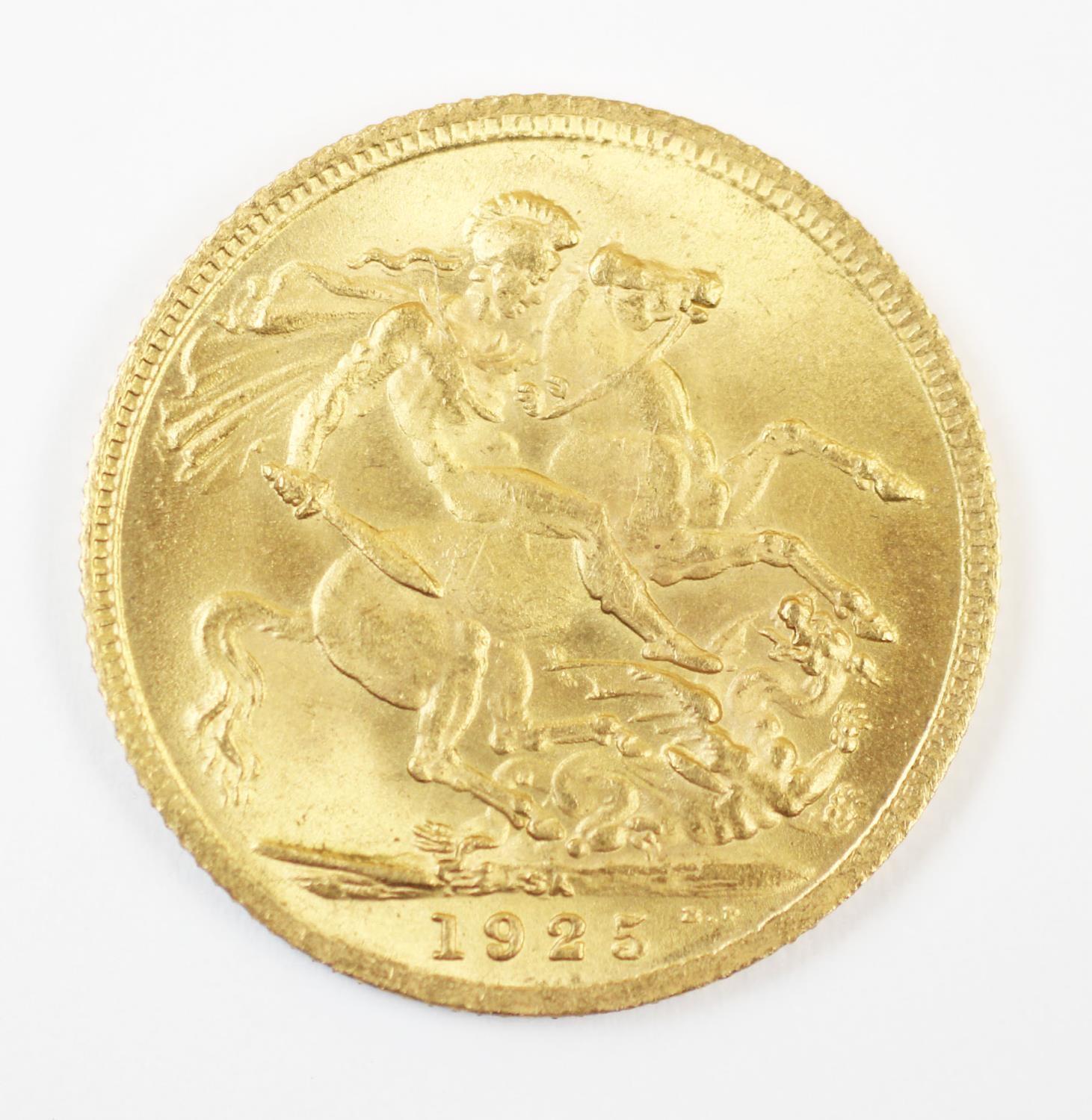 A George V gold sovereign dated 1925, weight 8.0gms