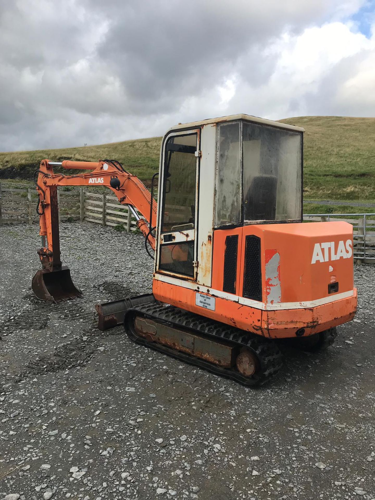 ATLAS TRACKED 3.8 TON MINI DIGGER