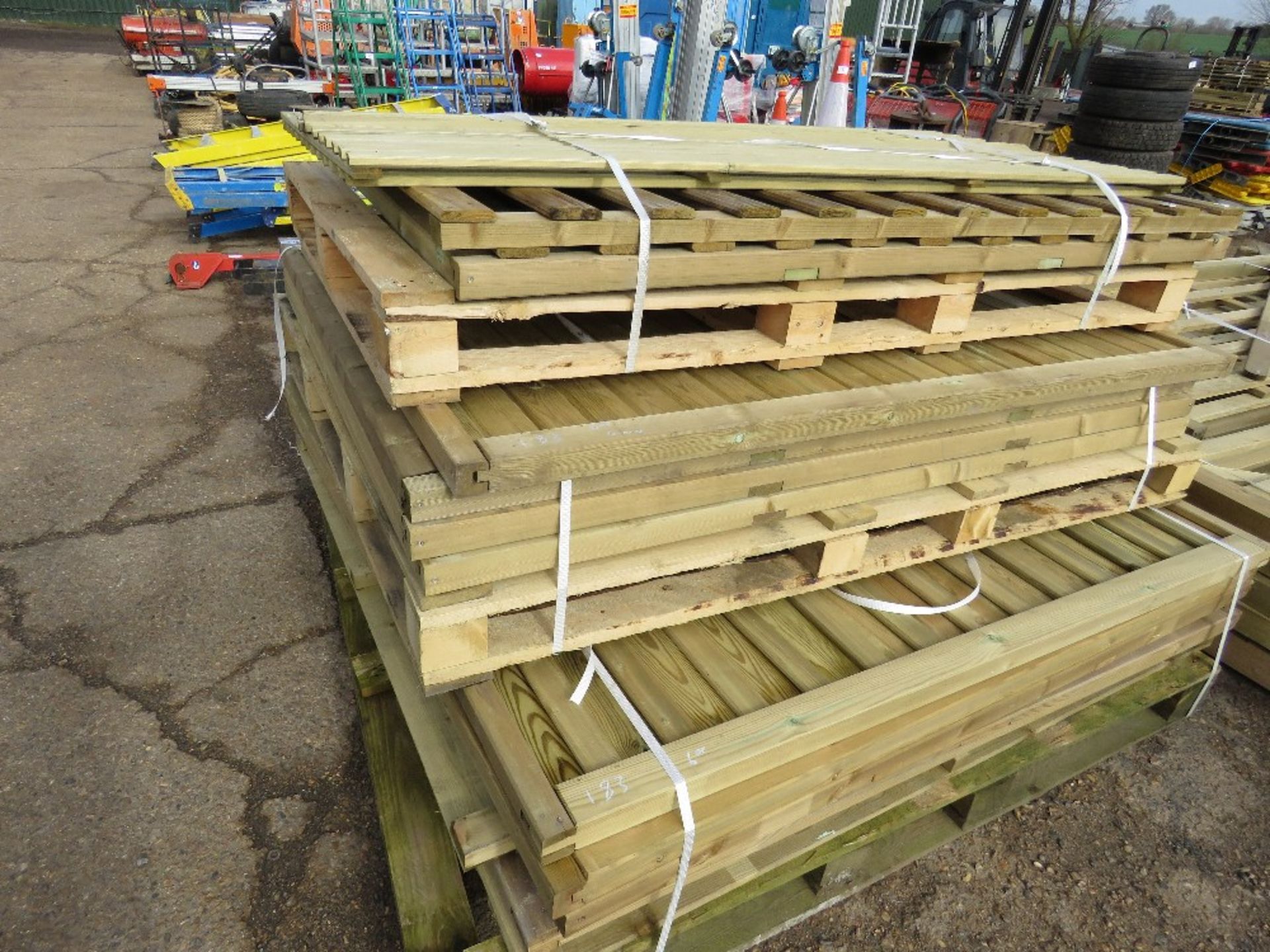 Stack of assorted fence panels, 11no. approx., various sizes.
