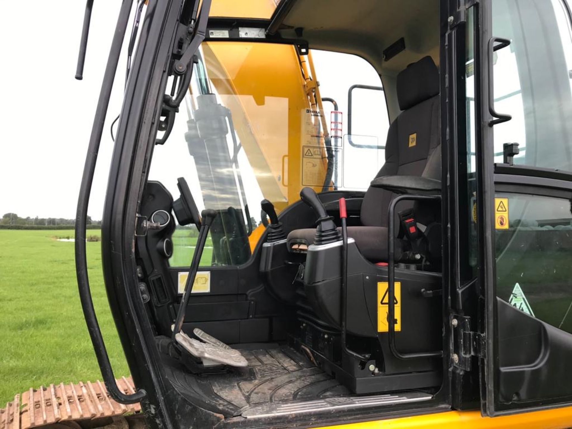 2015 JCB JS130 LC Quick Hitch Piped, one bucket 6270 hours. Reverse Cam ...