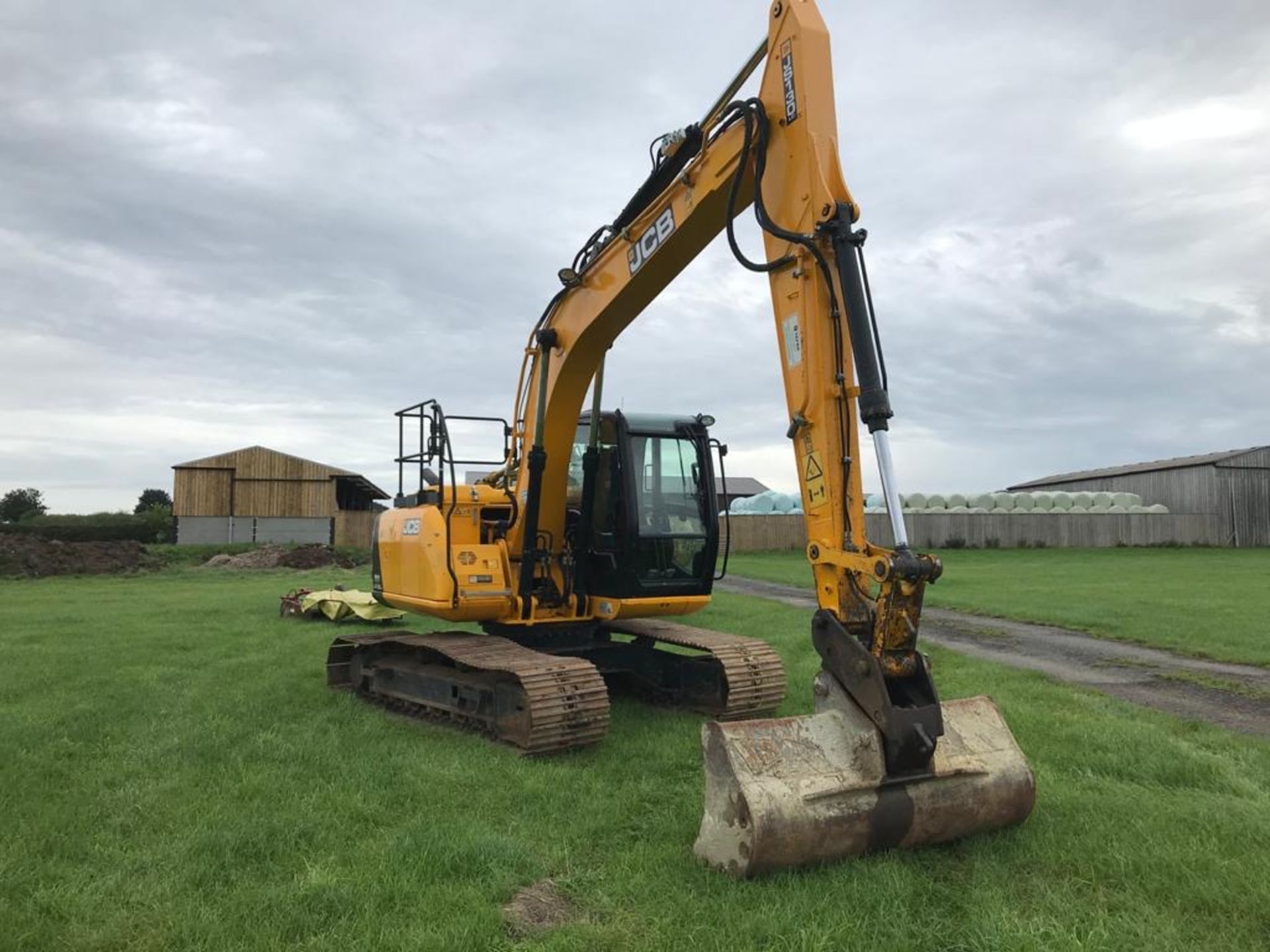 2015 JCB JS130 LC Quick Hitch Piped, one bucket 6270 hours. Reverse Cam ...