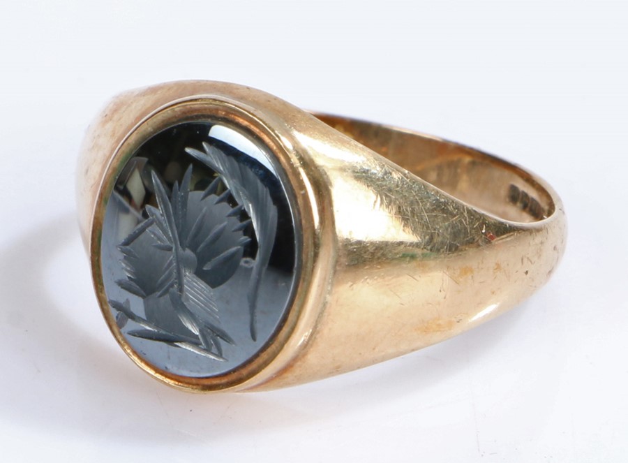 Gentlemans 9 carat gold ring, the head set with a Roman Centurion in ...