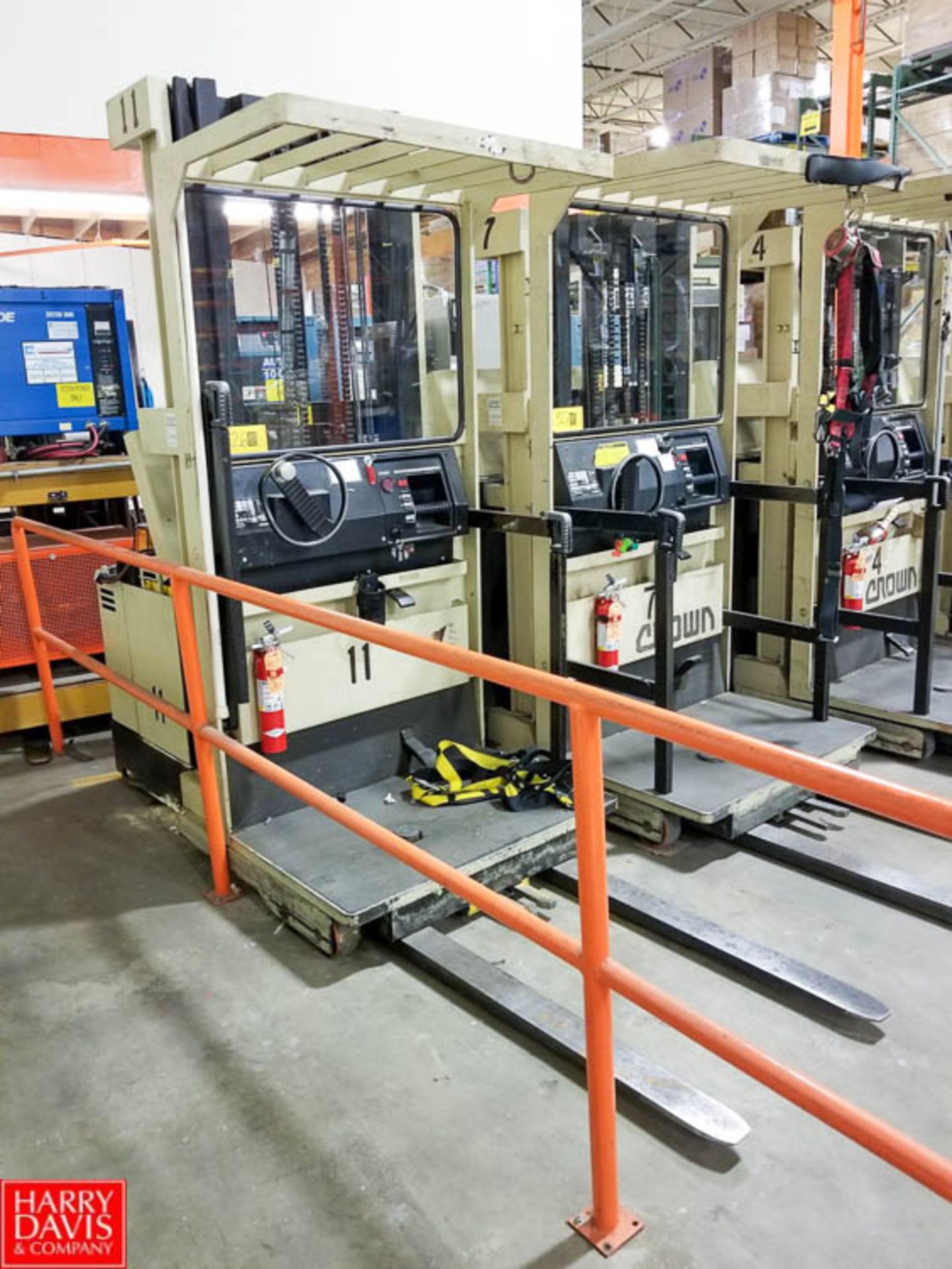 Crown 3000 LB Capacity Stock Picker, 42" Forks, 210" 3-Stage Mast ...