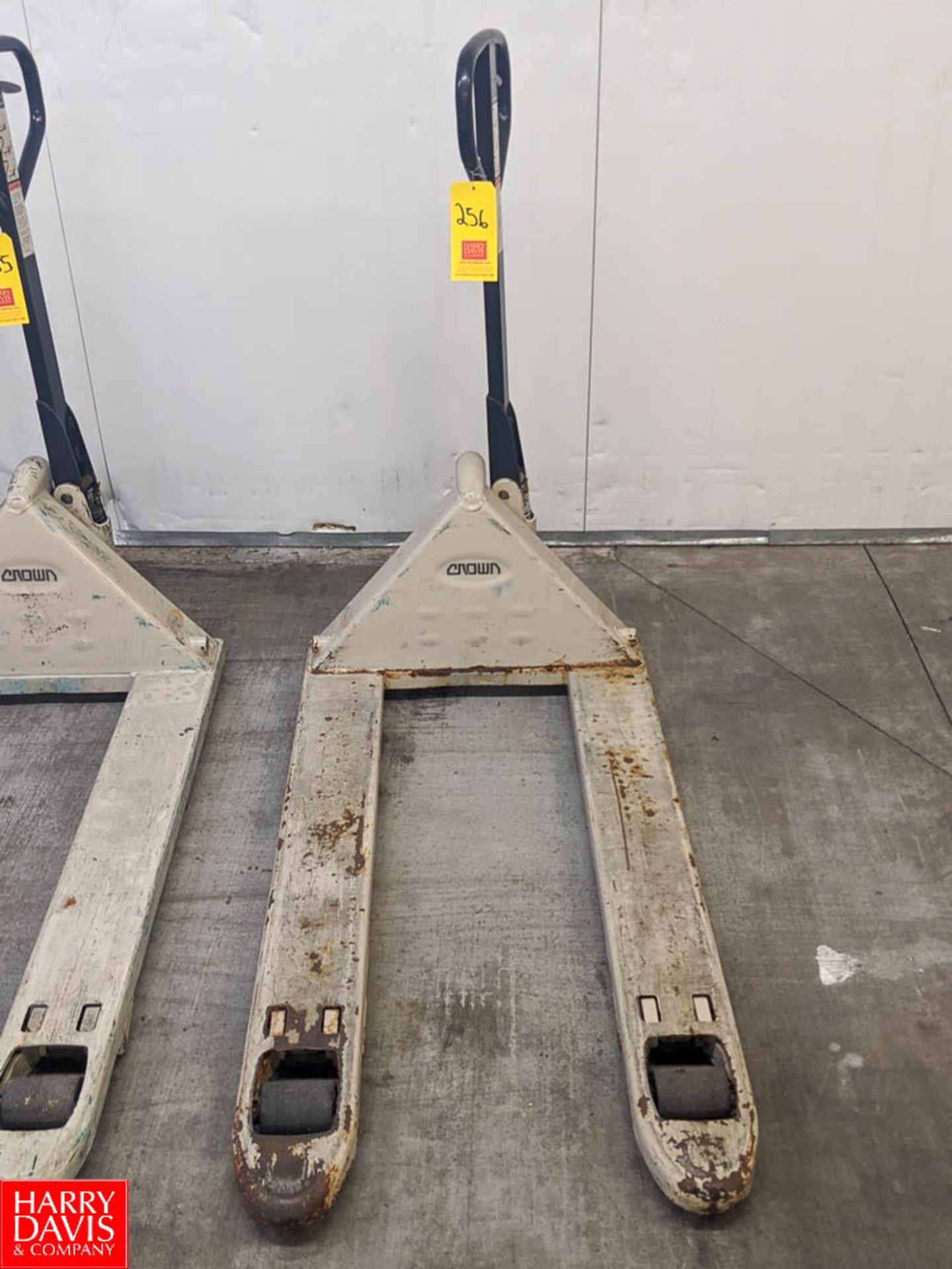 Crown 5,000 LB Capacity Pallet Jack Model PTH50 Rigging Fee: $10