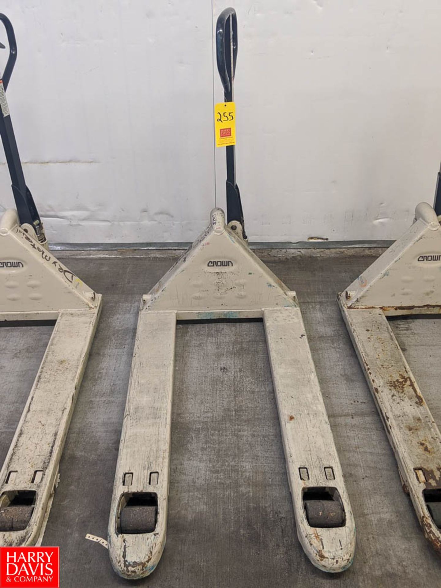 Crown 5,000 LB Capacity Pallet Jack Model PTH50 Rigging Fee: $10