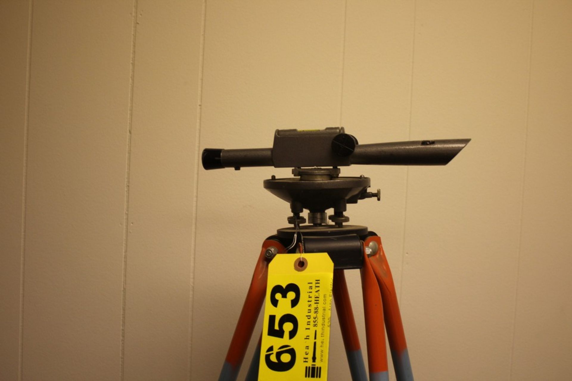 SURVEYOR'S SCOPE WITH TRIPOD AND STORY POLE