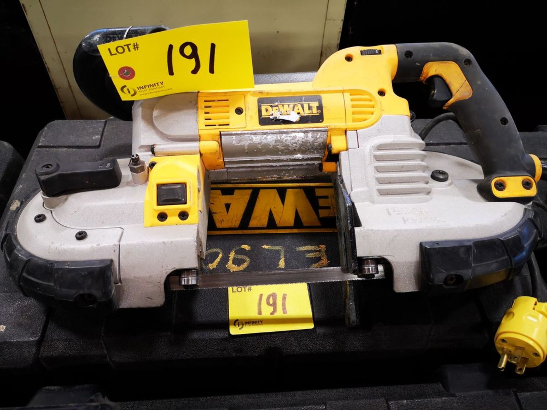 DEWALT DWM120 VARIABLE SPEED BAND SAW, 5" (127MM) DEEP CUT, 120VAC, 10A