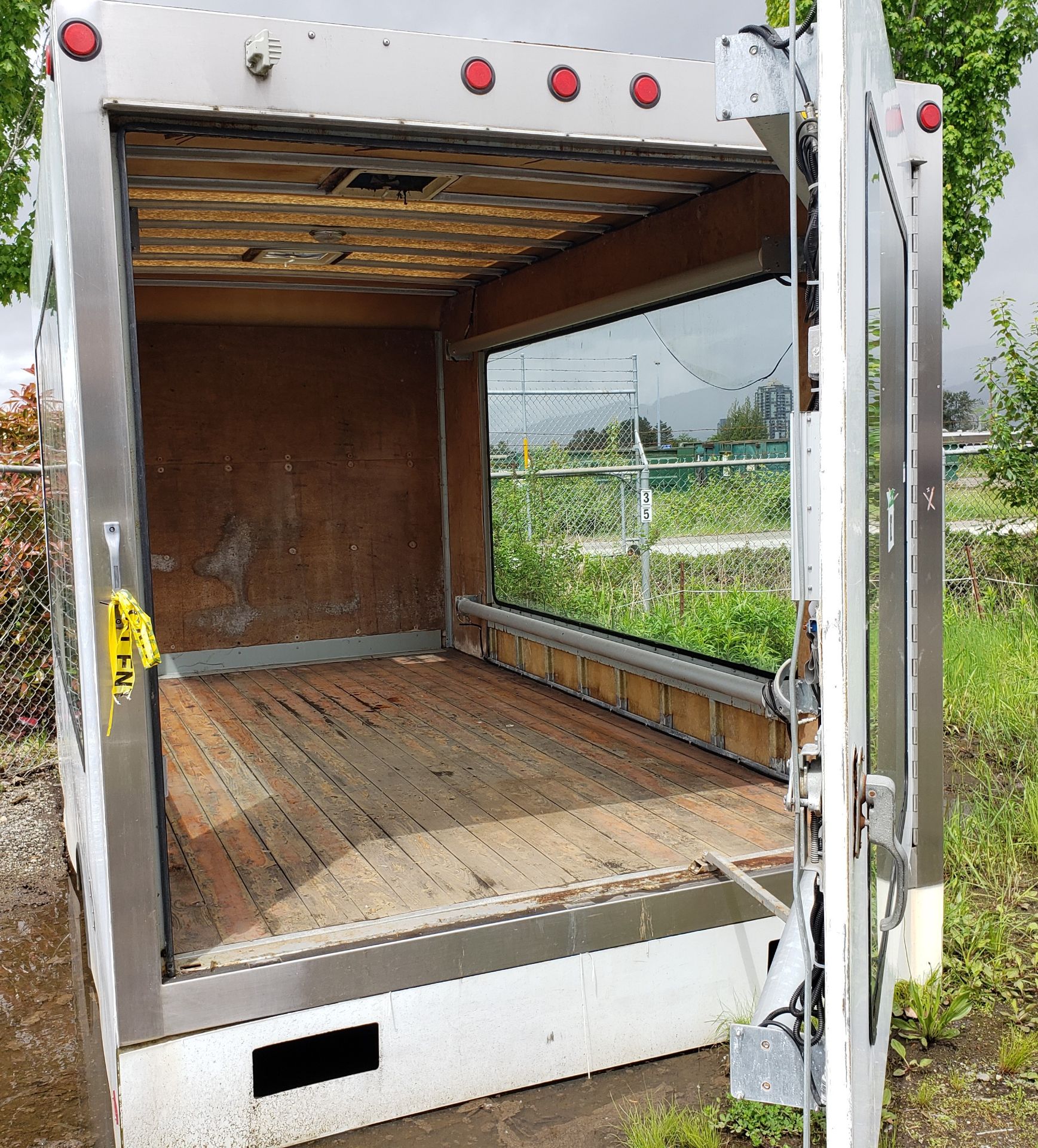 UNICELL BODY 94"W X 174"L X 105"H