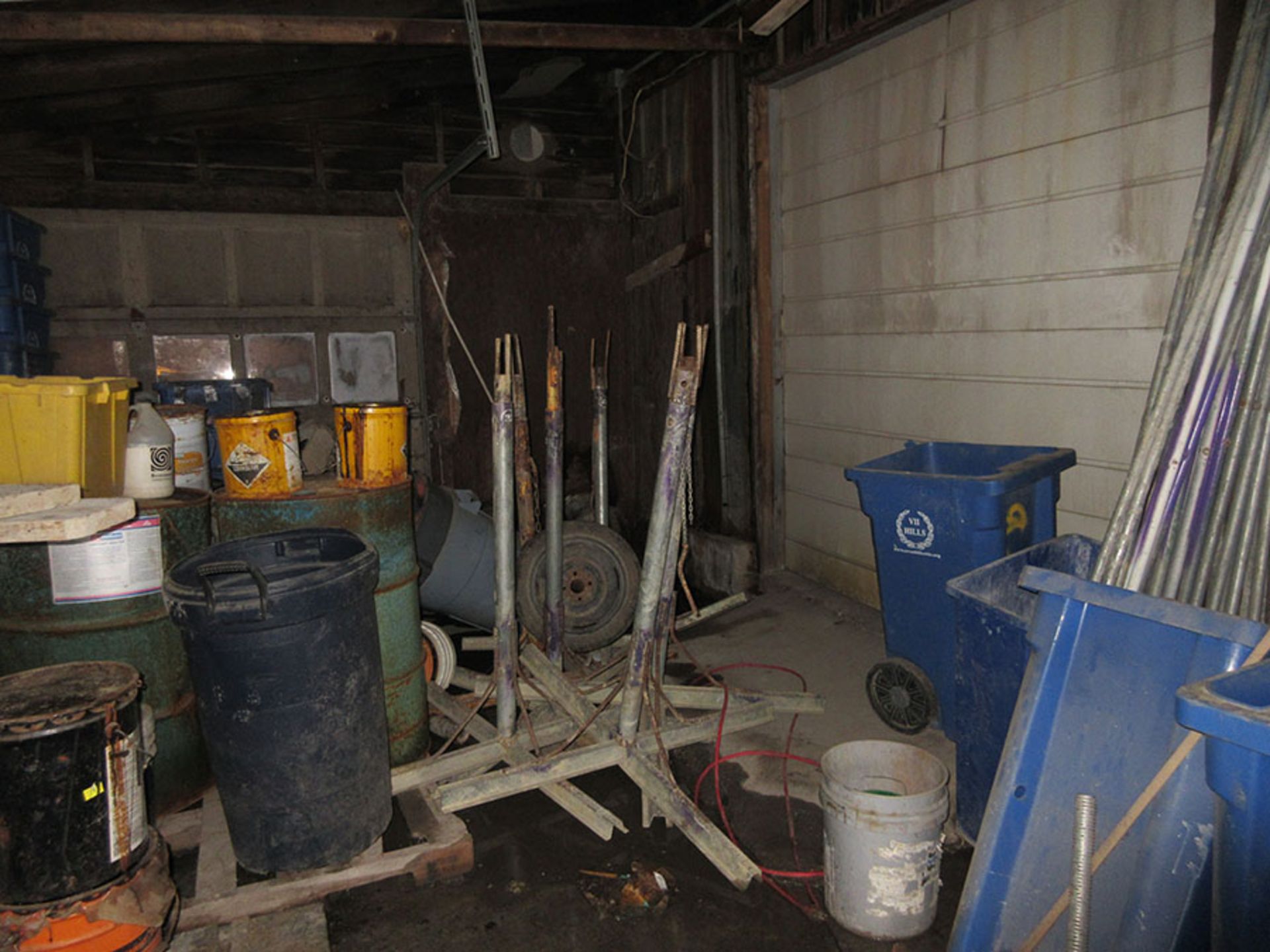 CONTENTS OF LEAN TO; SCAFFOLDING, JAHN CLAMPS, AND SAFETY FENCING