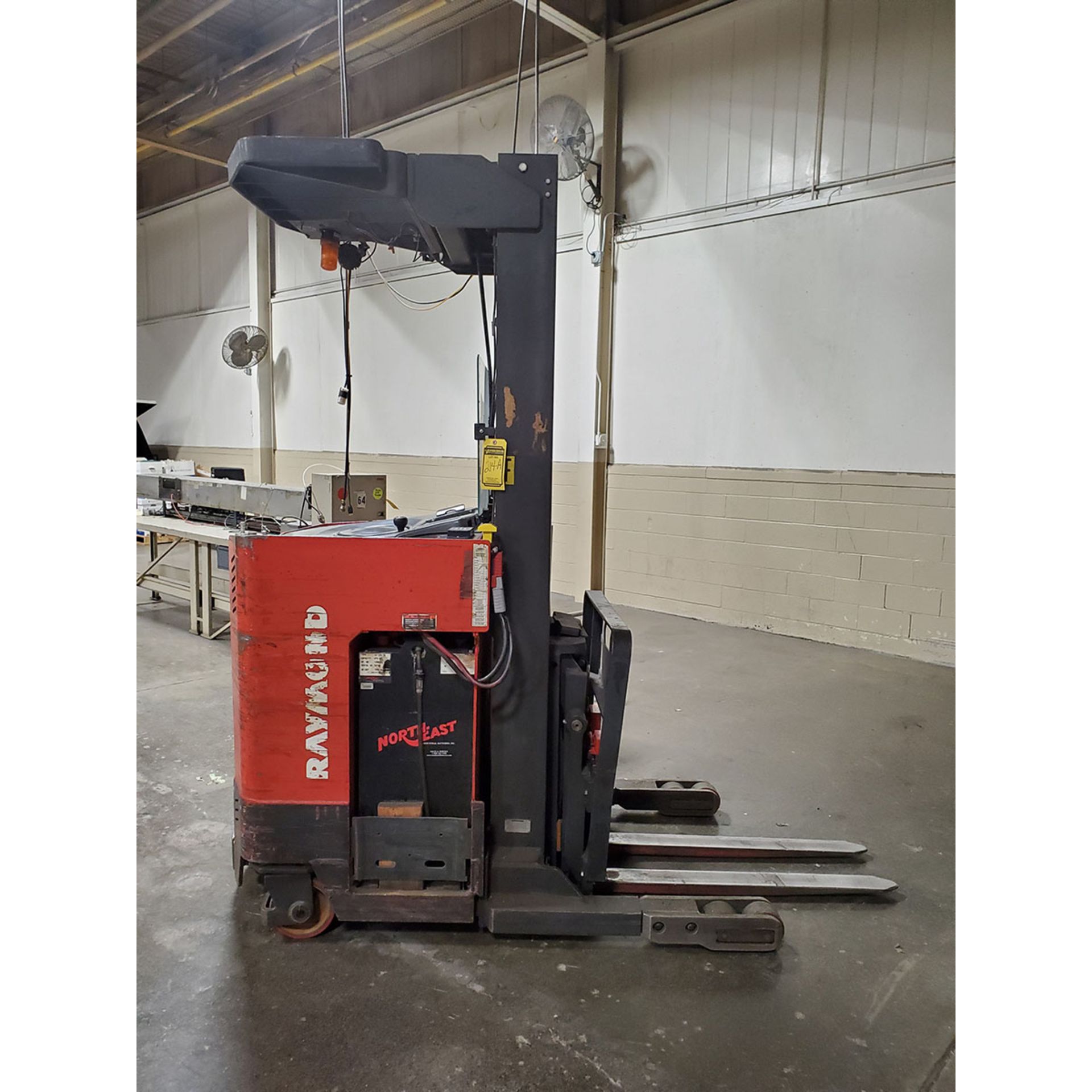 RAYMOND STAND UP 3 000 LB CAPACITY FORKLIFT MODEL R30TT 24V 280 RAYMOND STAND UP 3 000 LB CAPACITY FORKLIFT MODEL R30TT 24V 280