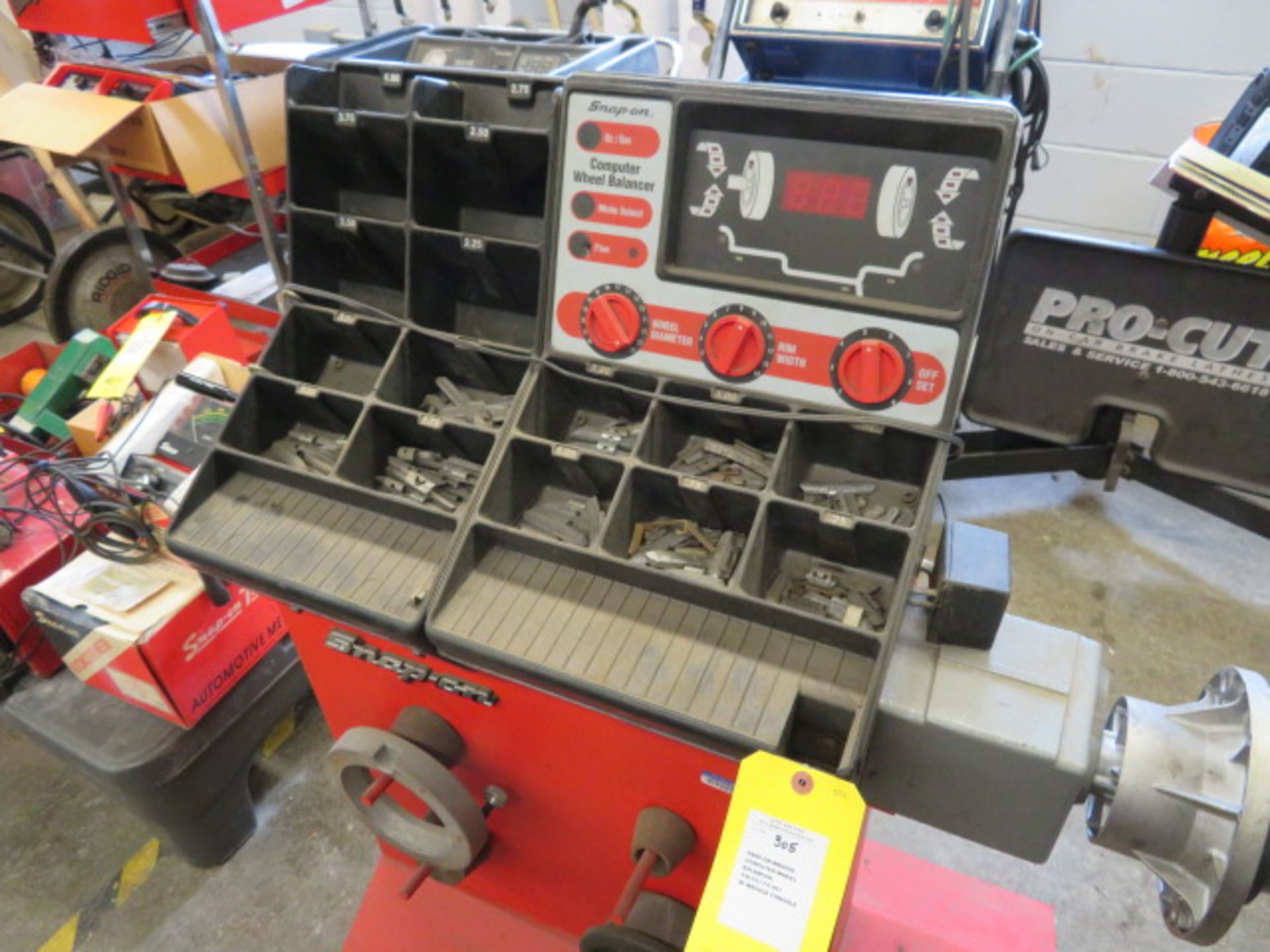 SNAP-ON WB2608 COMPUTER WHEEL BALANCER, S/N G31 FS 097, W/ WB260A ...