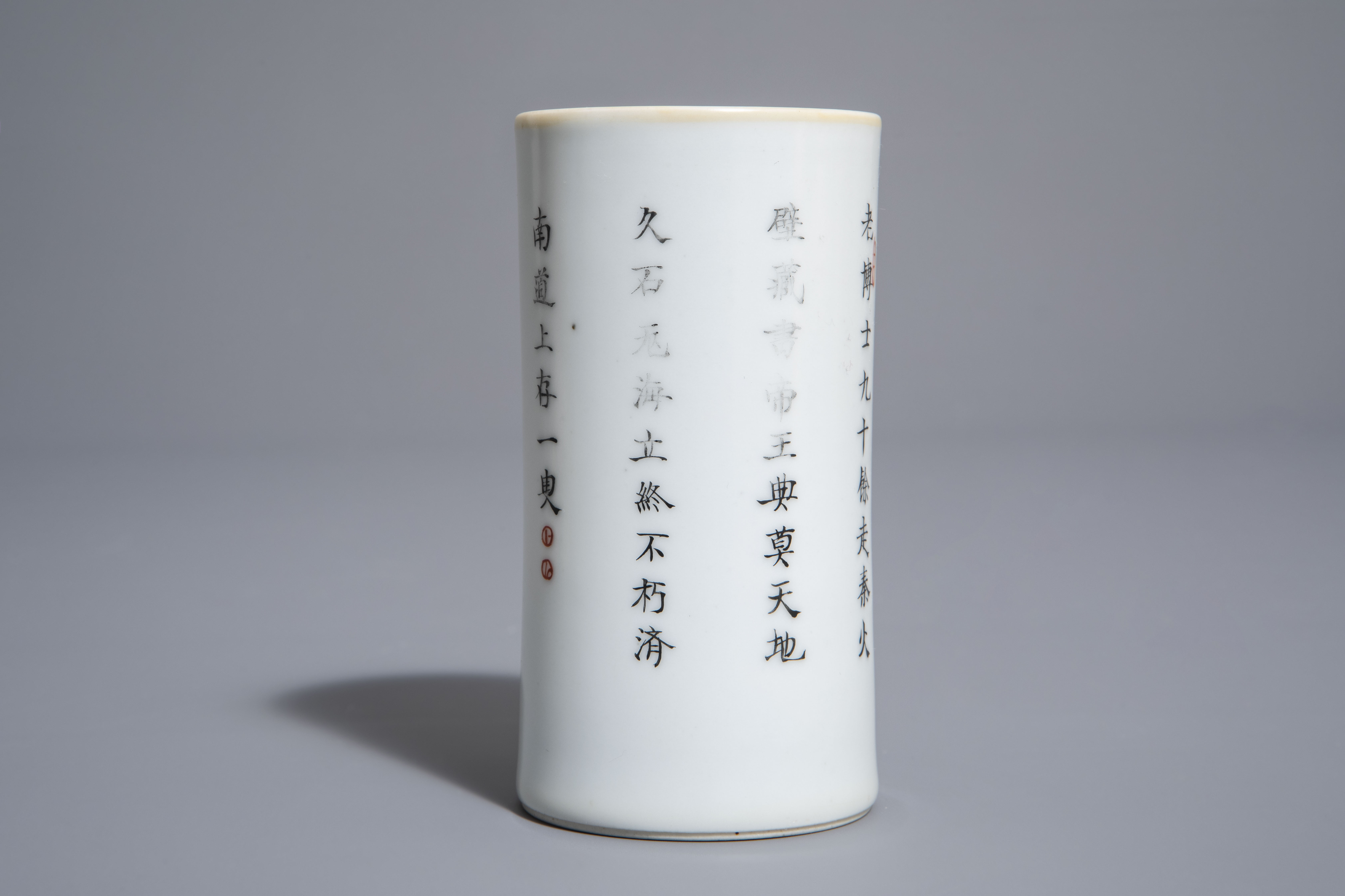 A Chinese famille rose Wu Shuang Pu brush pot, 19th/20th C.--H 11,7 cm ...