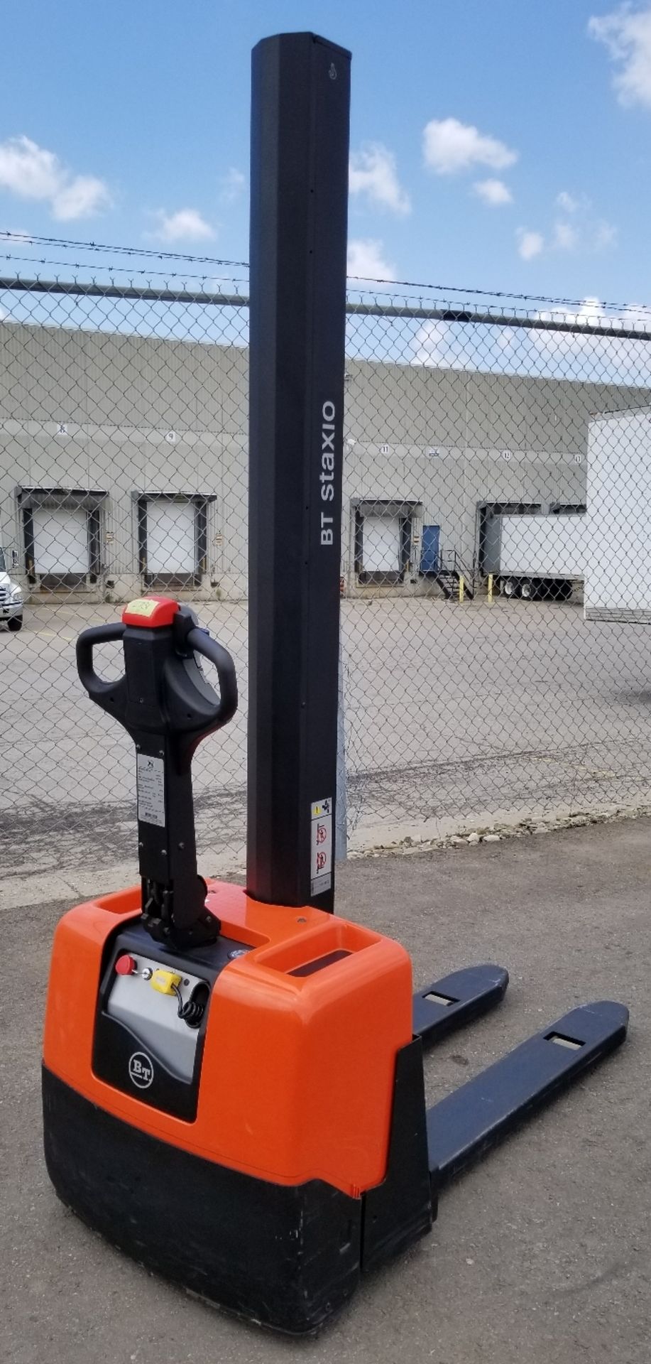 BT (2012) HWE100S 24V ELECTRIC WALKBEHIND PALLET STACKER WITH 2200 LB ...
