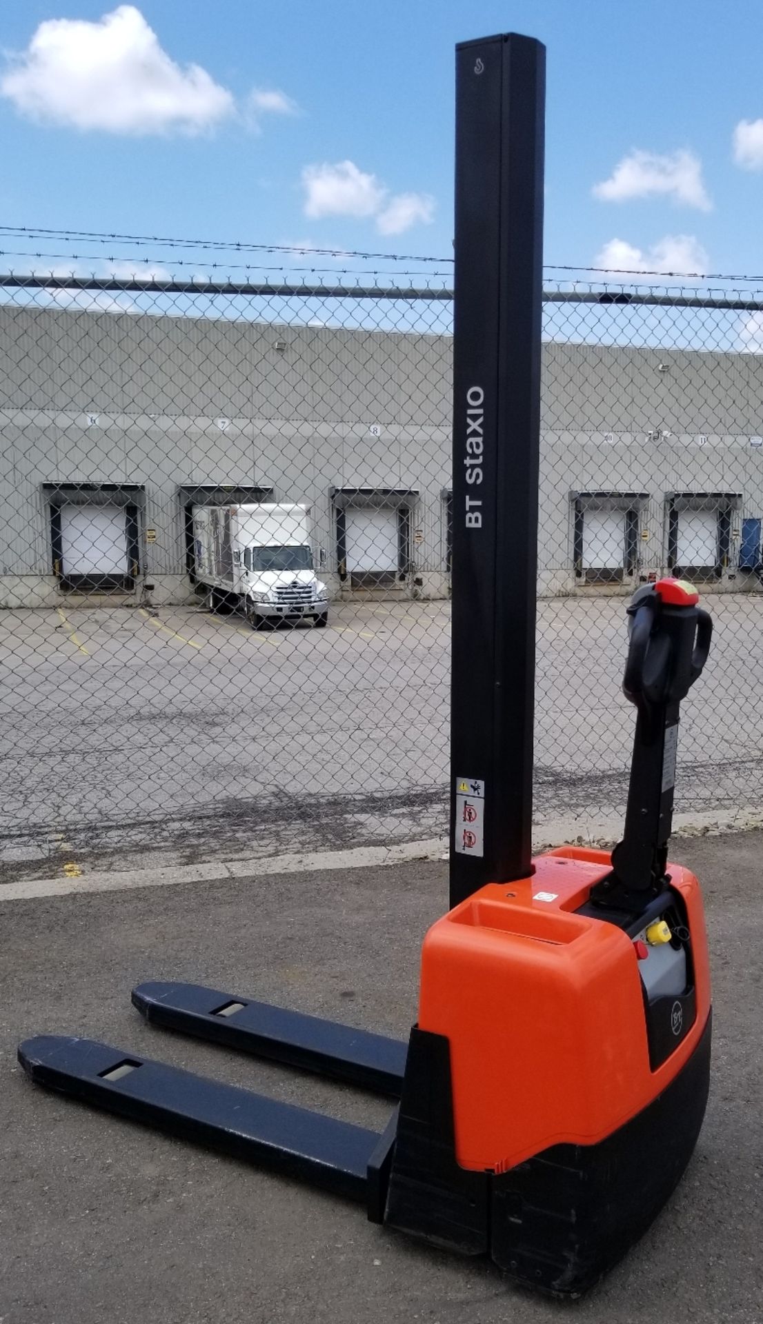 BT (2012) HWE100S 24V ELECTRIC WALKBEHIND PALLET STACKER WITH 2200 LB ...