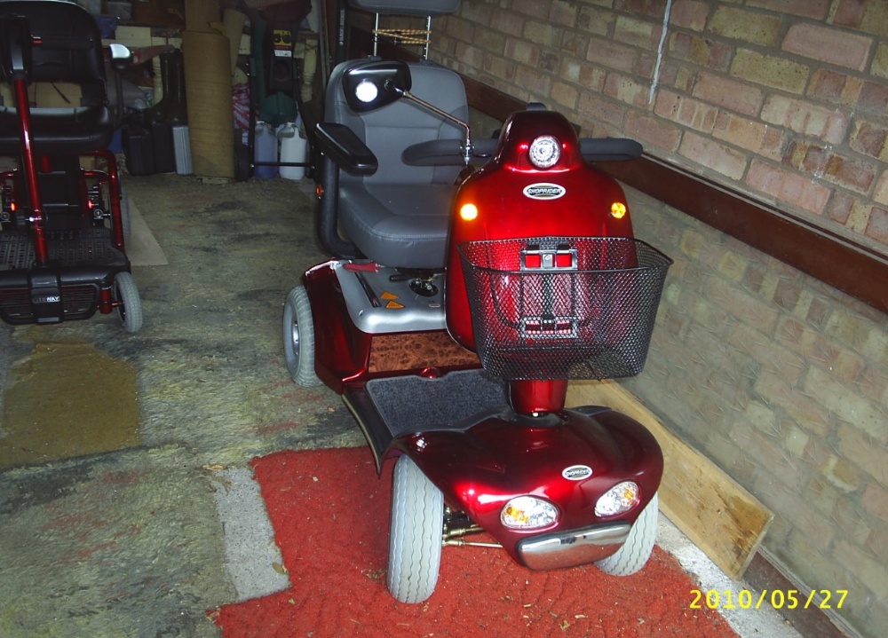 A SHOPRIDER MOBILITY SCOOTER S - 889SL WITH KEYS AND LOG BOOK (MX58 0HP)