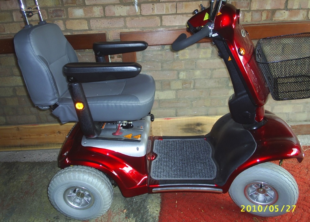 A SHOPRIDER MOBILITY SCOOTER S - 889SL WITH KEYS AND LOG BOOK (MX58 0HP)