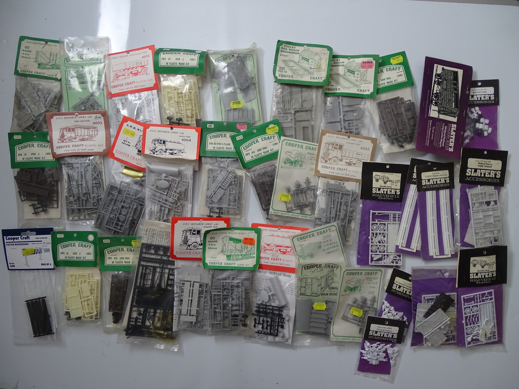 OO GAUGE MODEL RAILWAYS: A group of wagon, vehicles and accessories ...