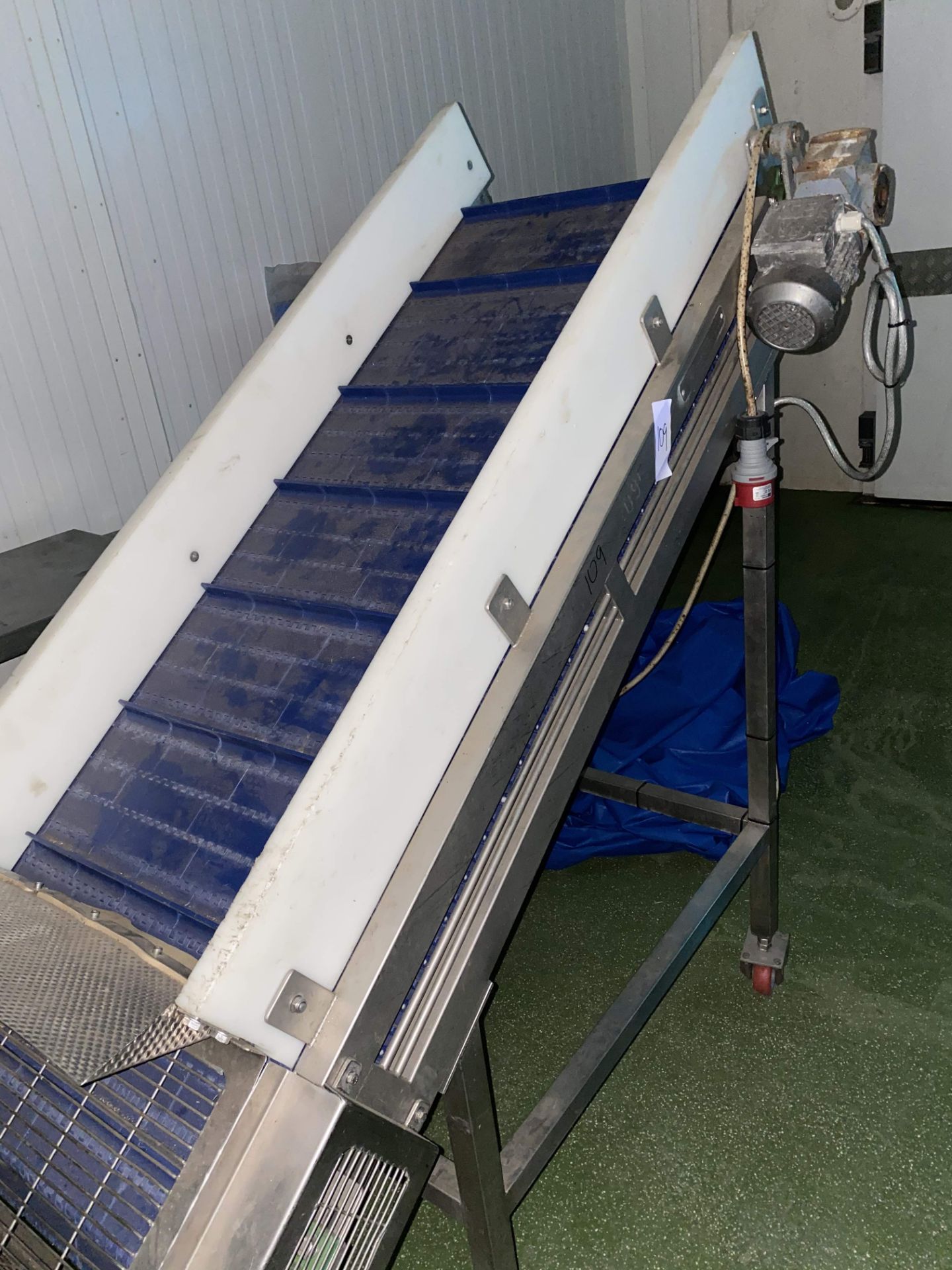 1 x Inclined flighted belt conveyor approx. 500 mm belt width, pitch ...