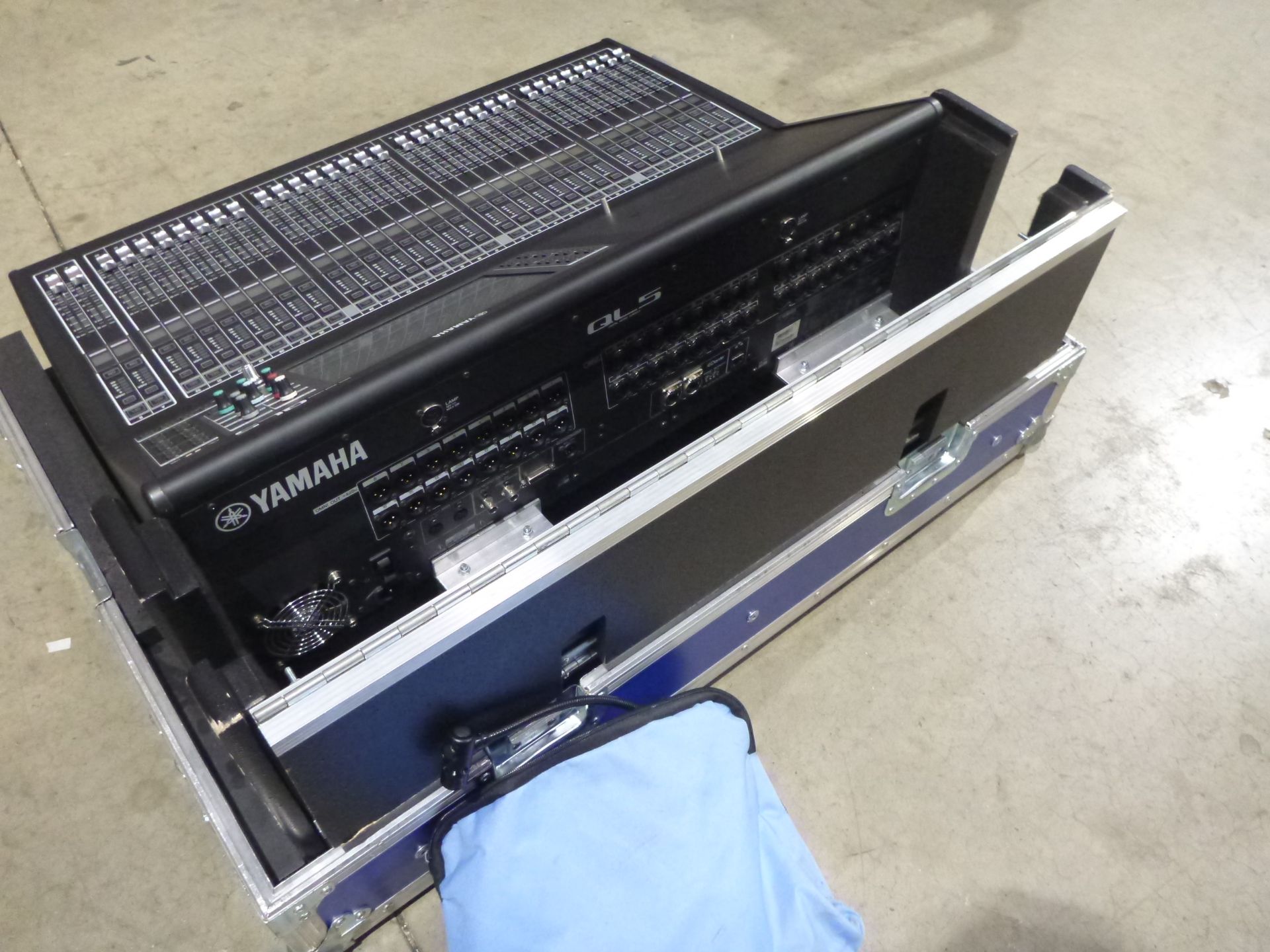 Yamaha QL5 Digital Audio Mixing Desk, S/N C121EAUZ01001, In flight case