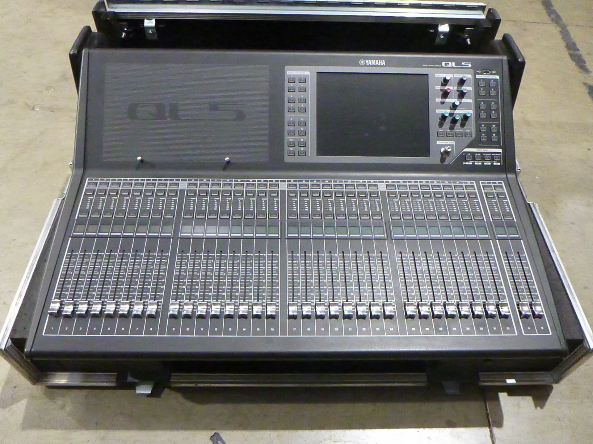Yamaha QL5 Digital Audio Mixing Desk, S/N C121EAUZ01001, In flight case