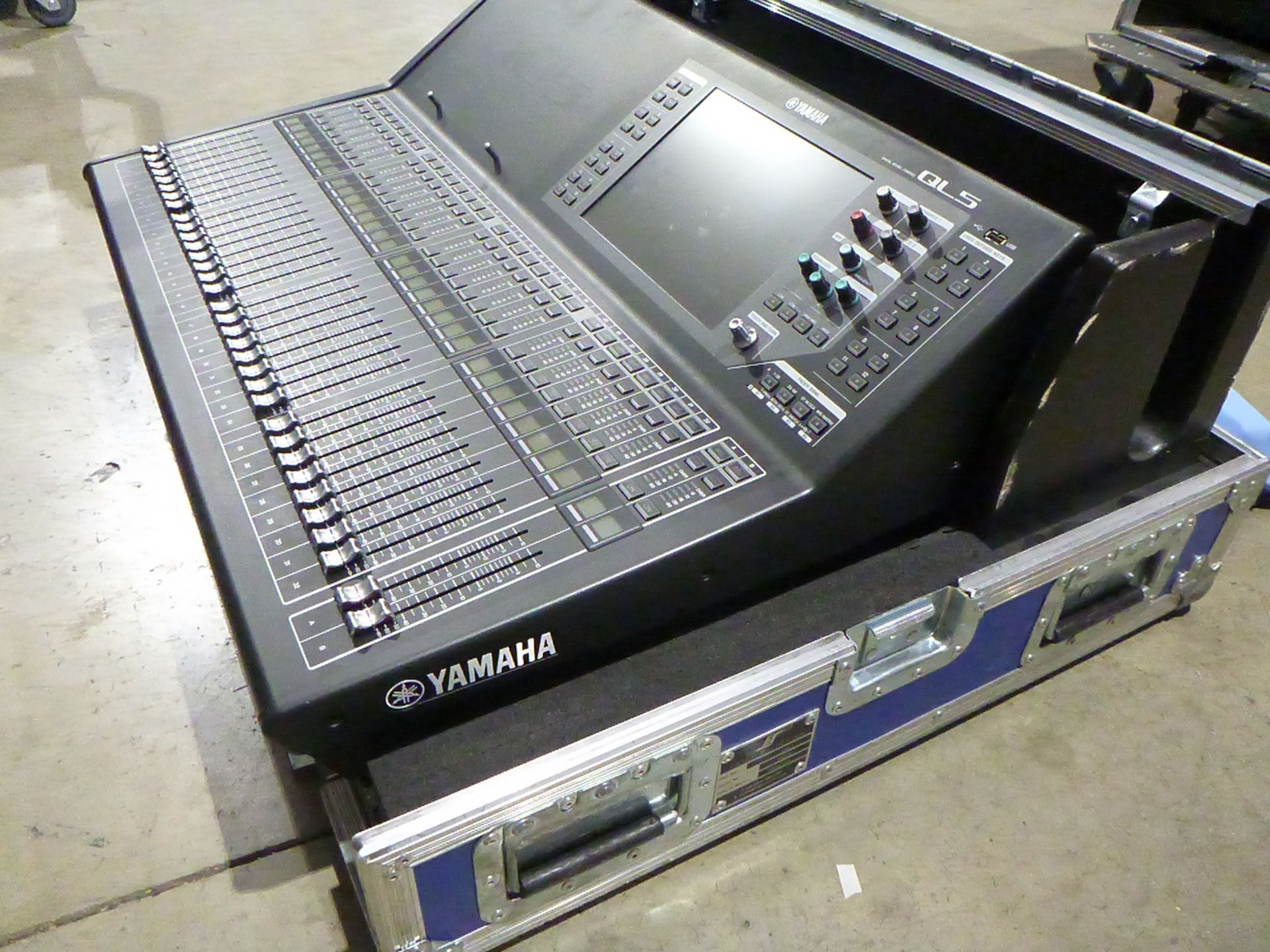 Yamaha QL5 Digital Audio Mixing Desk, S/N C121EAUZ01001, In flight case