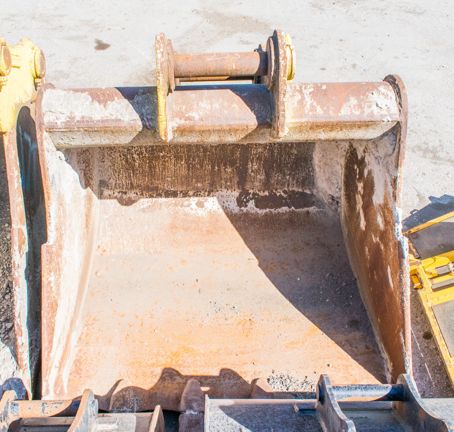 54 inch digger bucket 80mm pins, 460mm pin centres