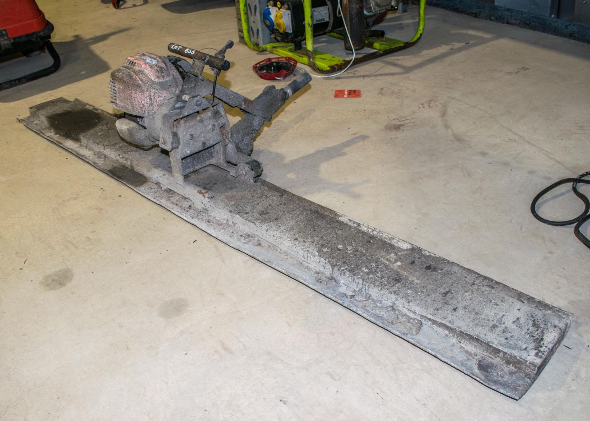Petrol driven vibrating concrete float HS012
