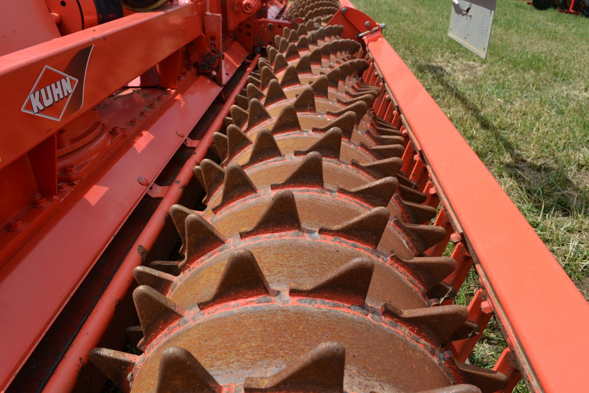 Kuhn HR6004 6m hydraulic folding power harrow. 2011. With packer, wheel ...