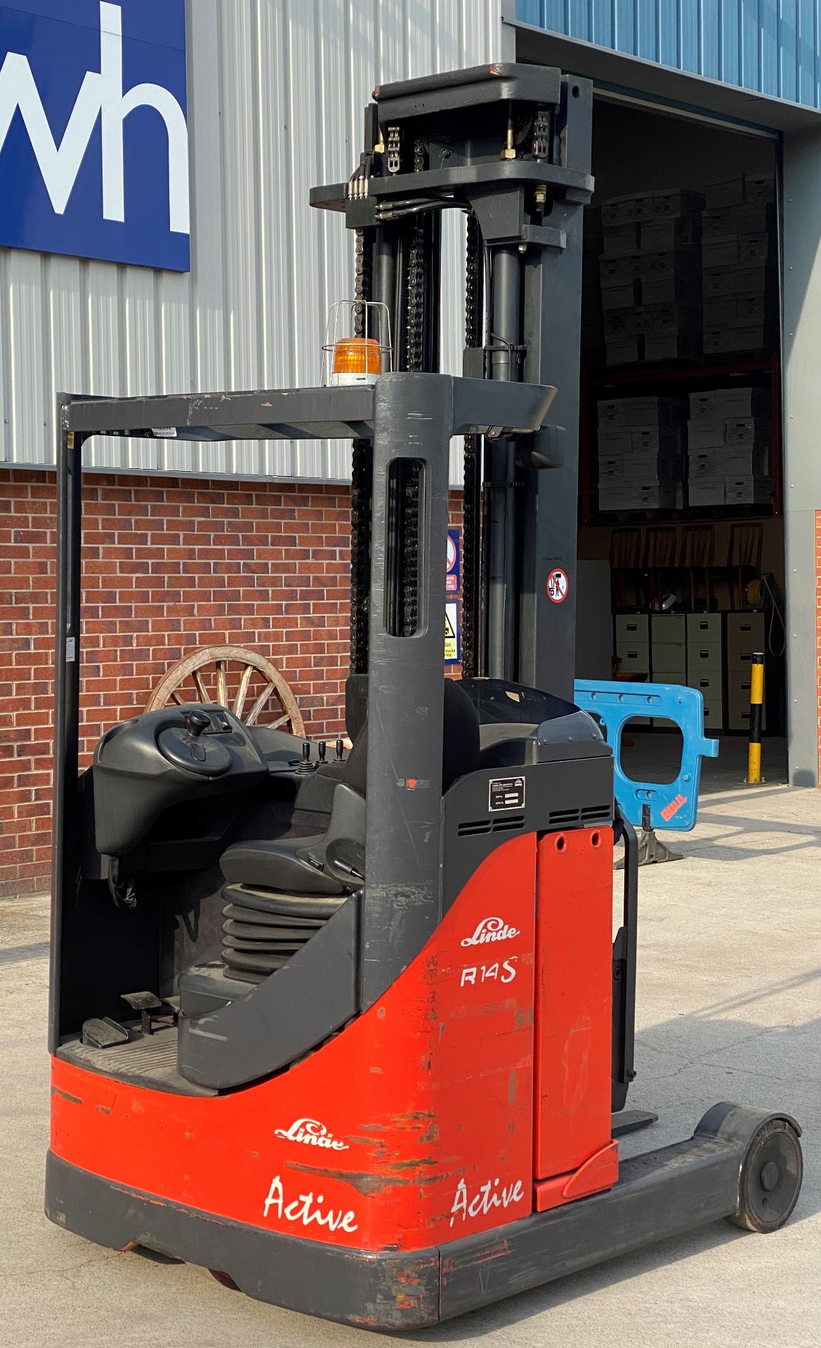 A LANSING LINDE R14S ACTIVE Electric reach truck - orange Hours shown ...
