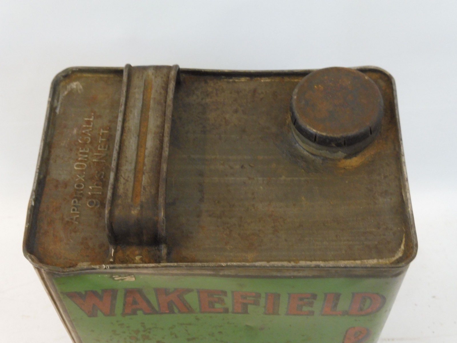 A Wakefield Castrol Motor Oil XL grade gallon can.