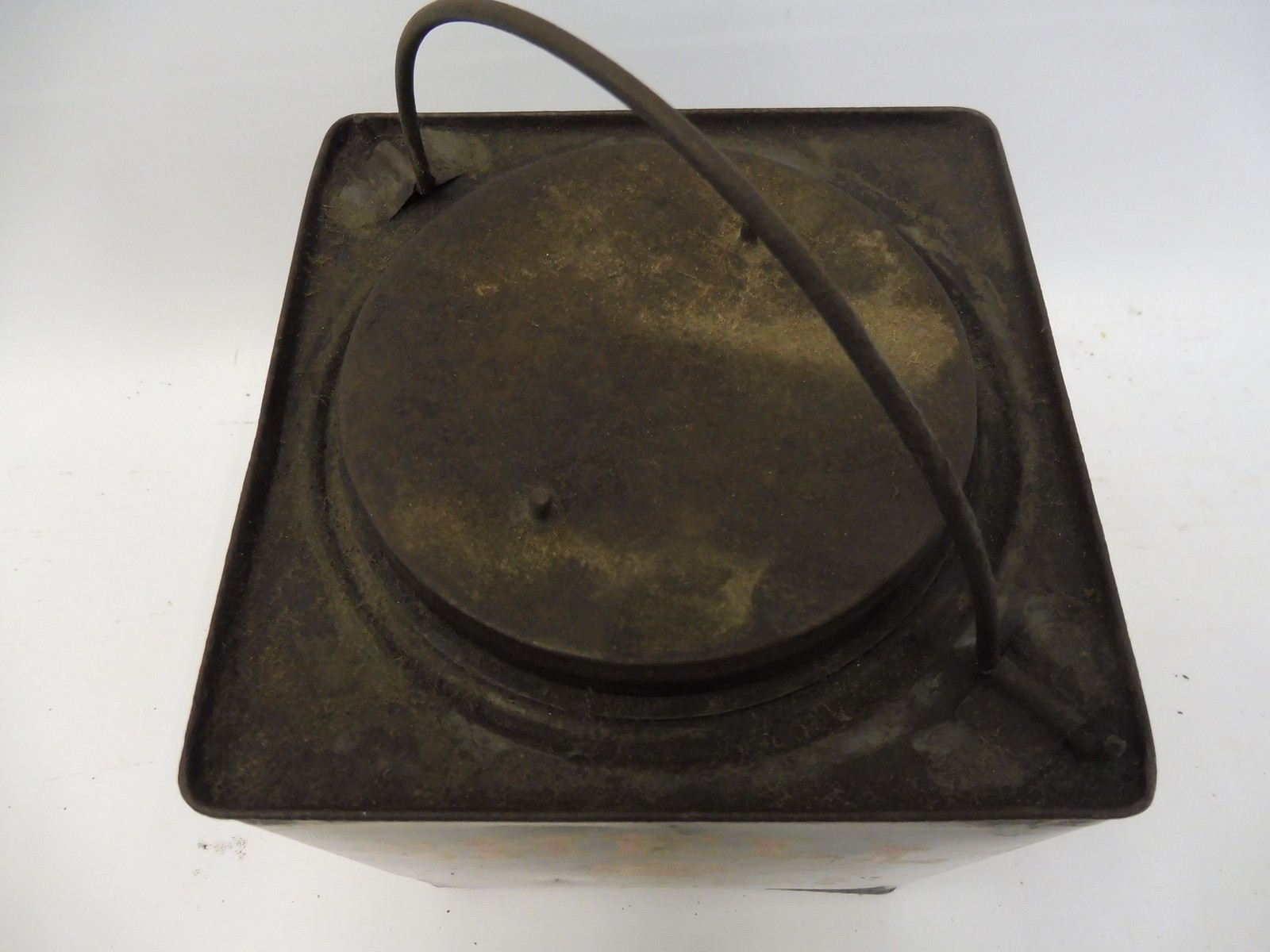 A Shell Cup Grease square tin, in very good condition.