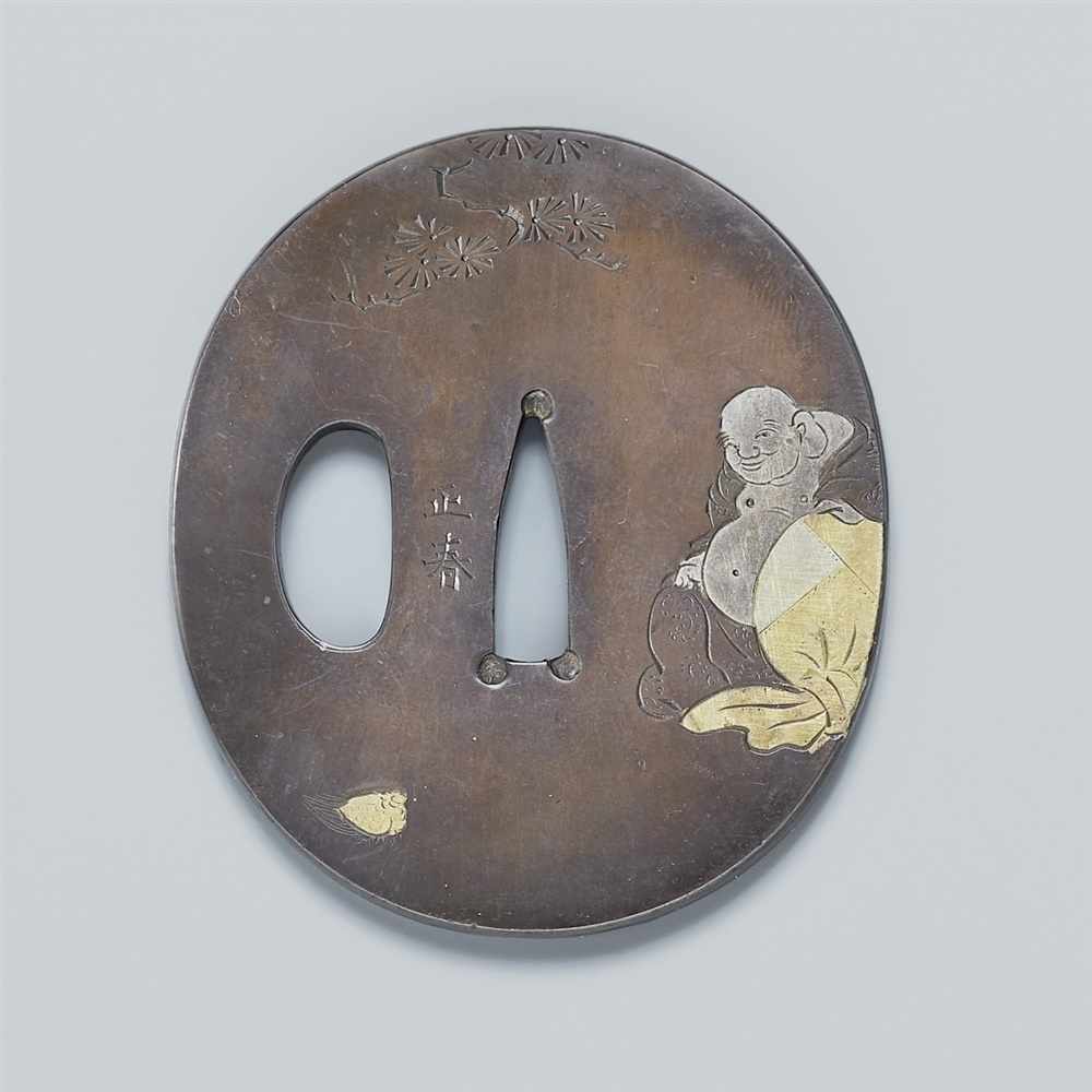 Drei shibuichi-tsuba. 19. Jh.a) Oval. In katakiri-Gravur Hotei, der ...