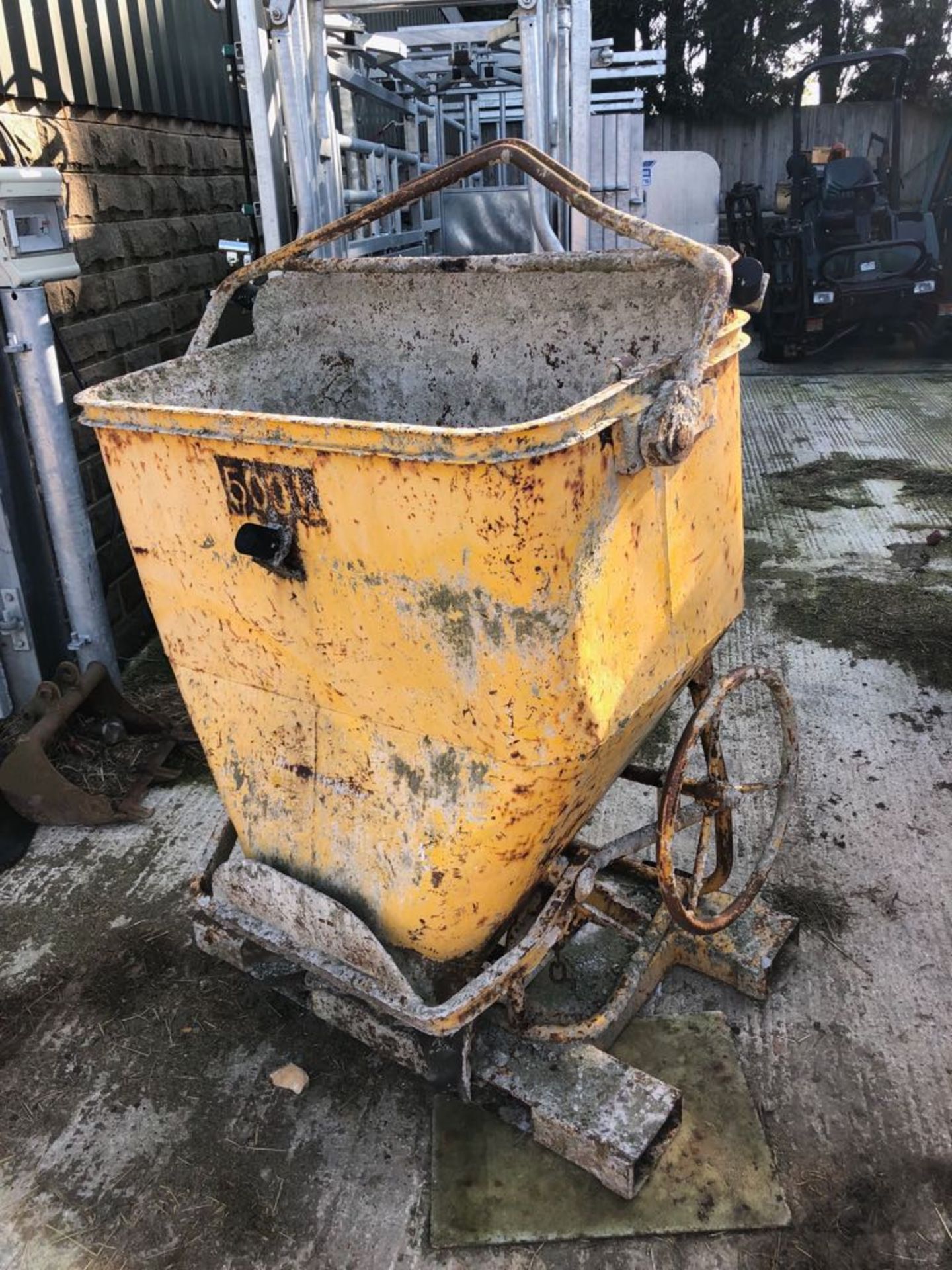 DS - CONCRETE SKIP 500L *PLUS VAT* COLLECTION / VIEWING FROM DERBYSHIRE