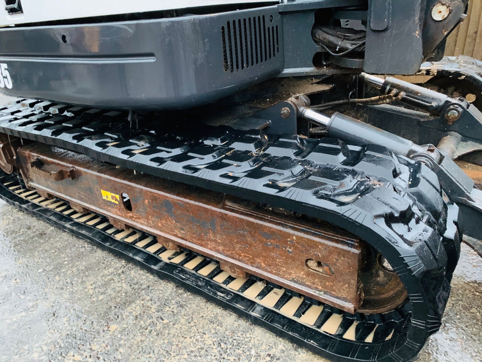 L - BOBCAT E85 RUBBER TRACKED CRAWLER DIGGER / EXCAVATOR, YEAR 2014 ...